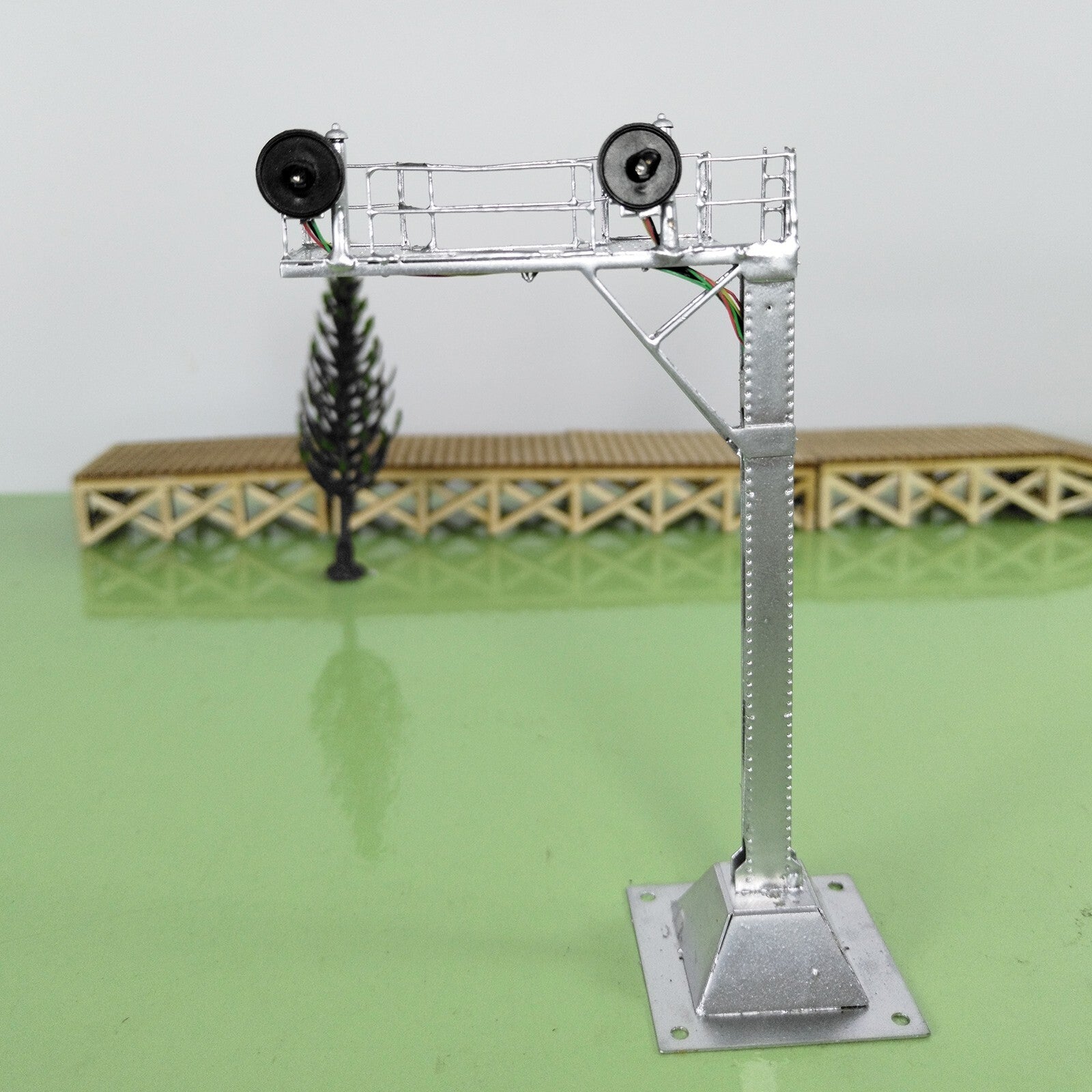 1 x HO scale searchlight cantilever signal bridge metal 3-colors metal