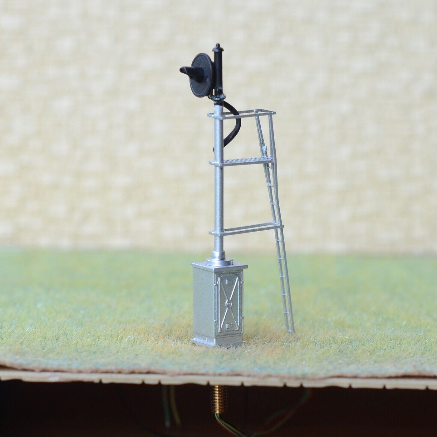 HO scale searchlight signals