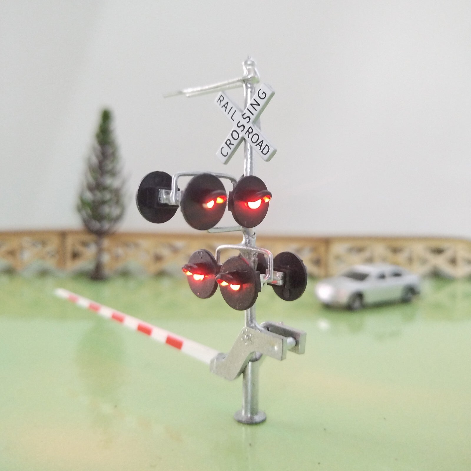 2 x HO scale railroad grade crossing signal with side assistant gate a