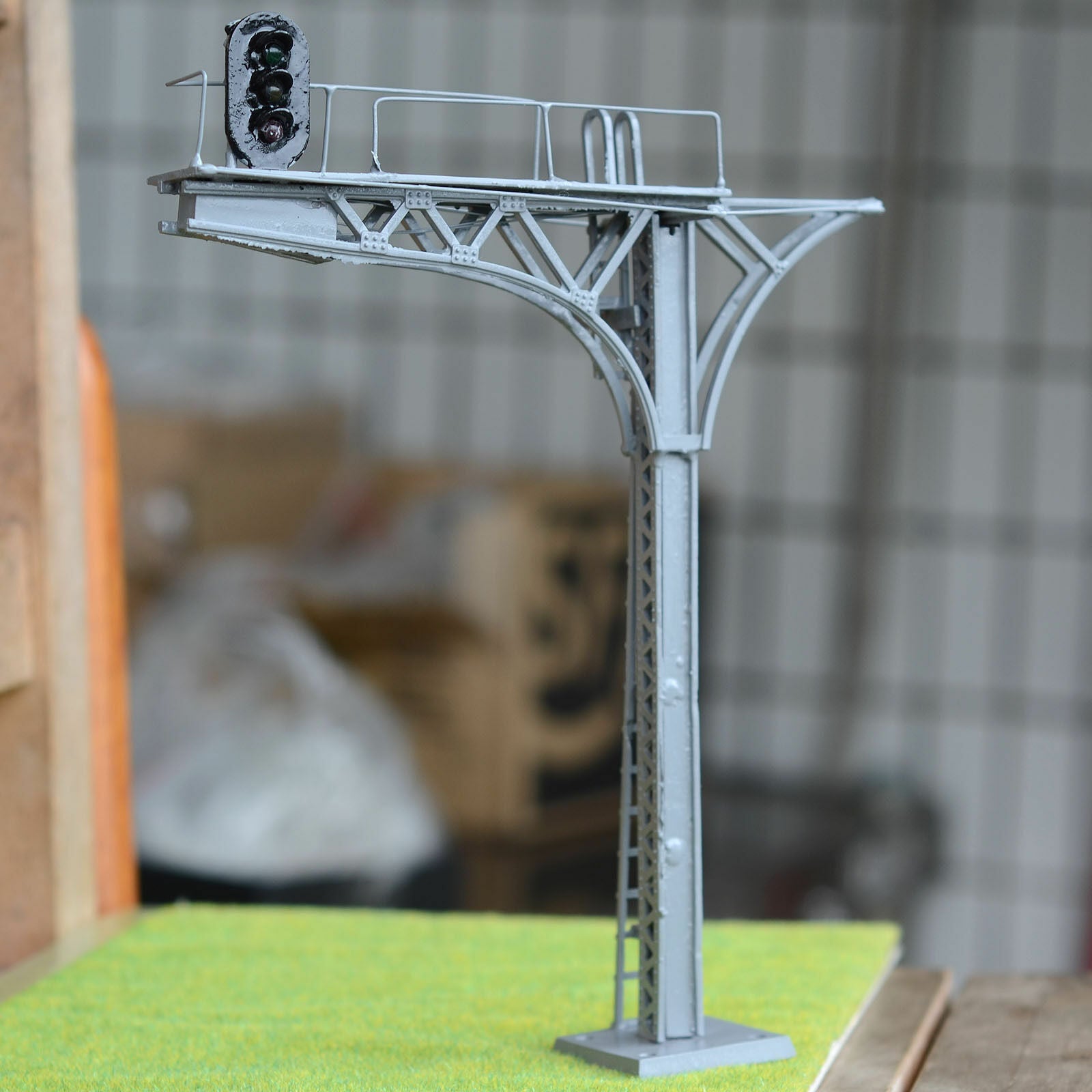 1 x O scale 1:48 cantilever block signal bridge wired LEDs 3 aspects 1