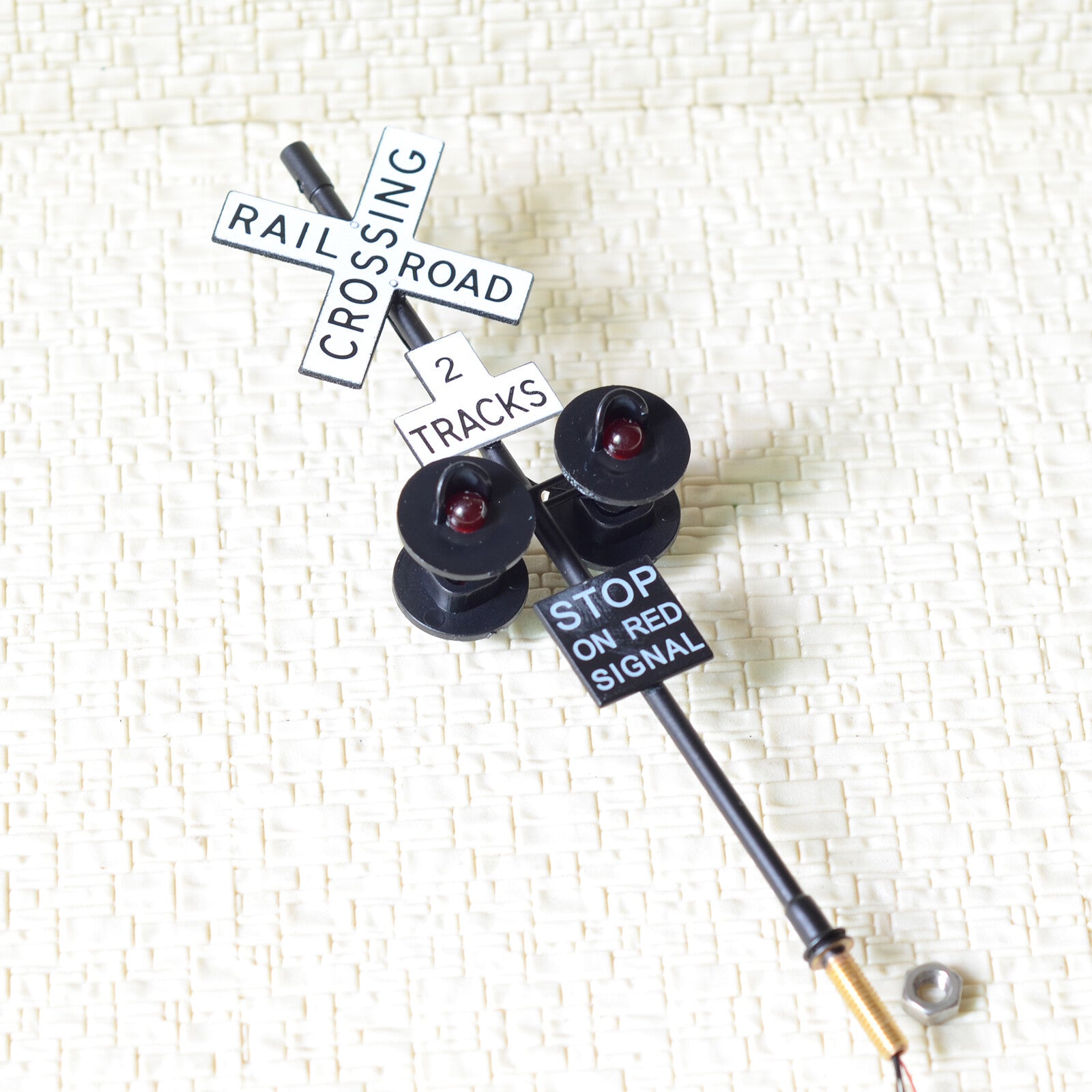 2 x O scale railroad crossing signals 4 heads + 1 circuit board flashe