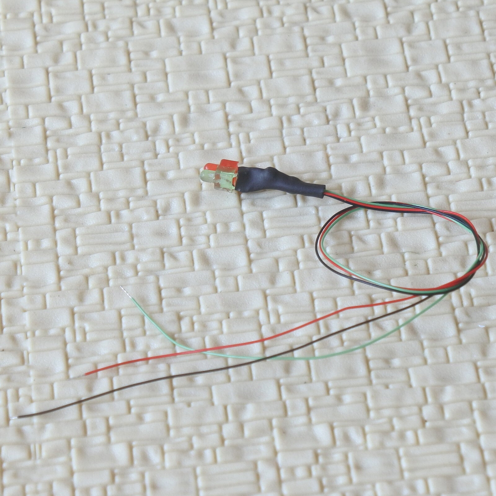 10 x pre-soldered 2mm bicolor LEDs flashing red + constant green wired