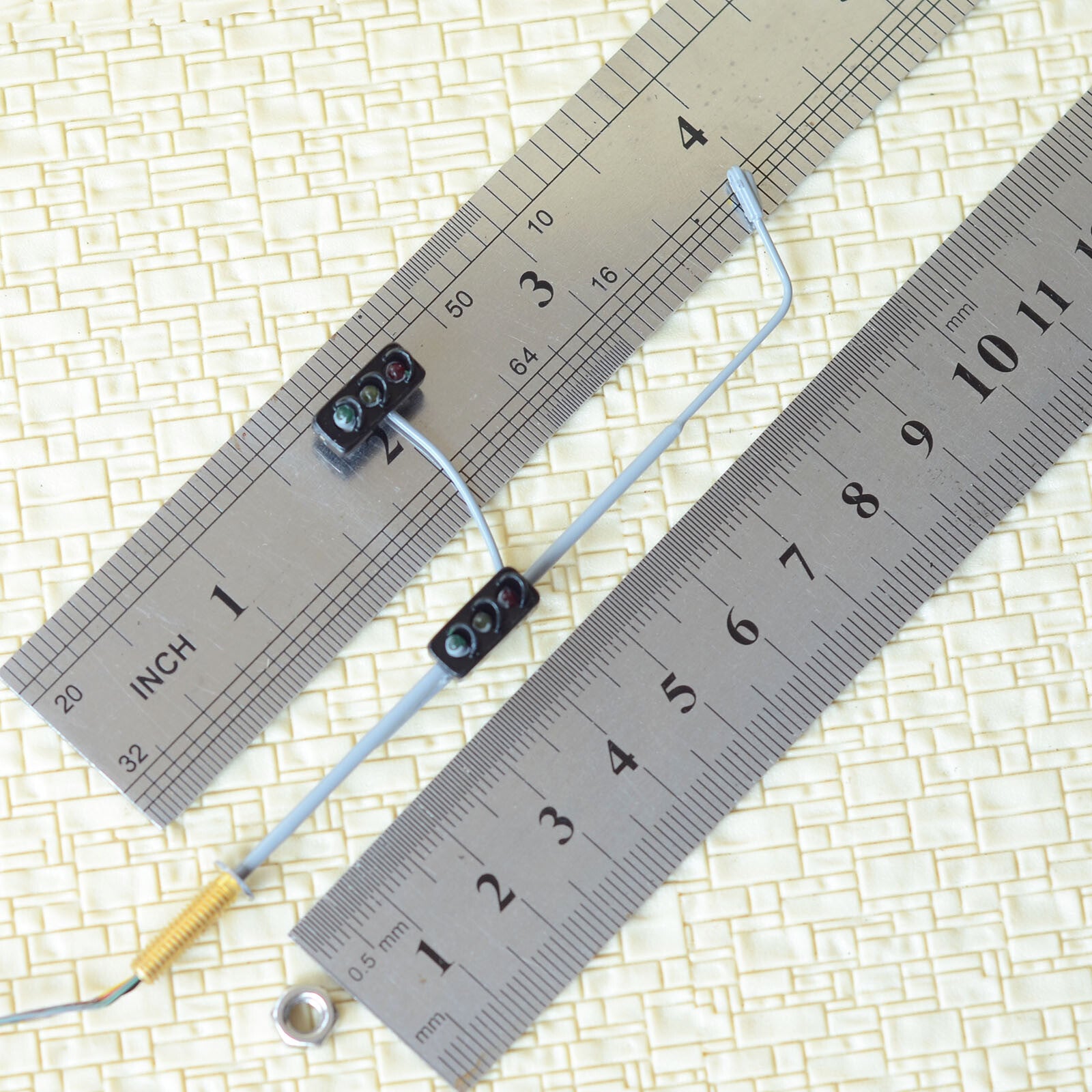 2 x HO / OO scale model railroad traffic signal combined street light