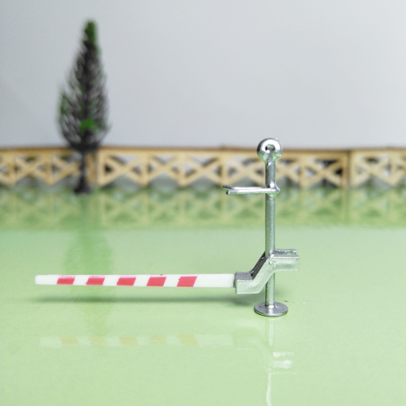 2 x N scale model railroad grade crossing arm gate stop lever sign sil