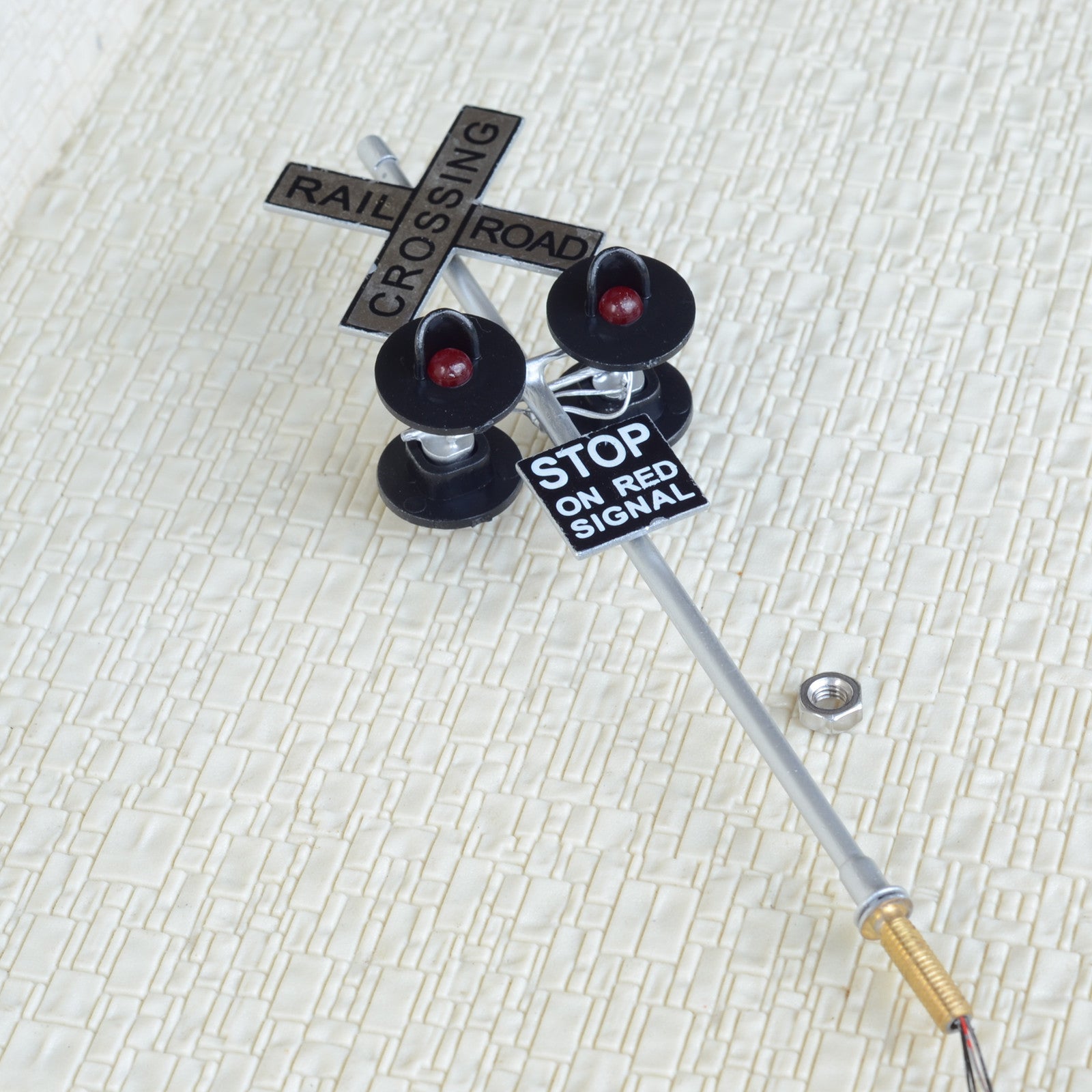 2 x O Scale Railroad Crossing Signals 4 heads + Circuit board flasher