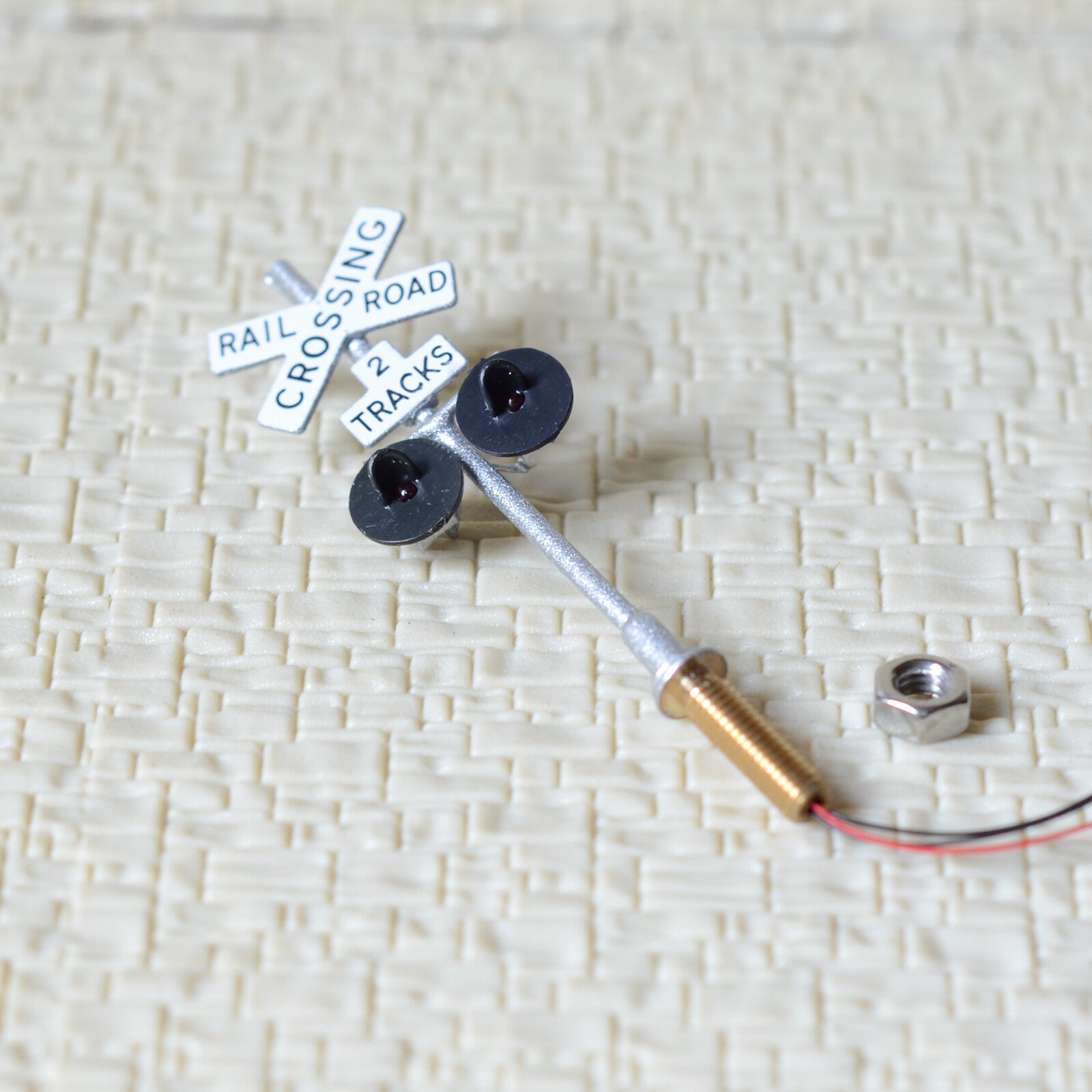 2 x HO scale railroad grade crossing LED signals 2 tracks + 1 flasher