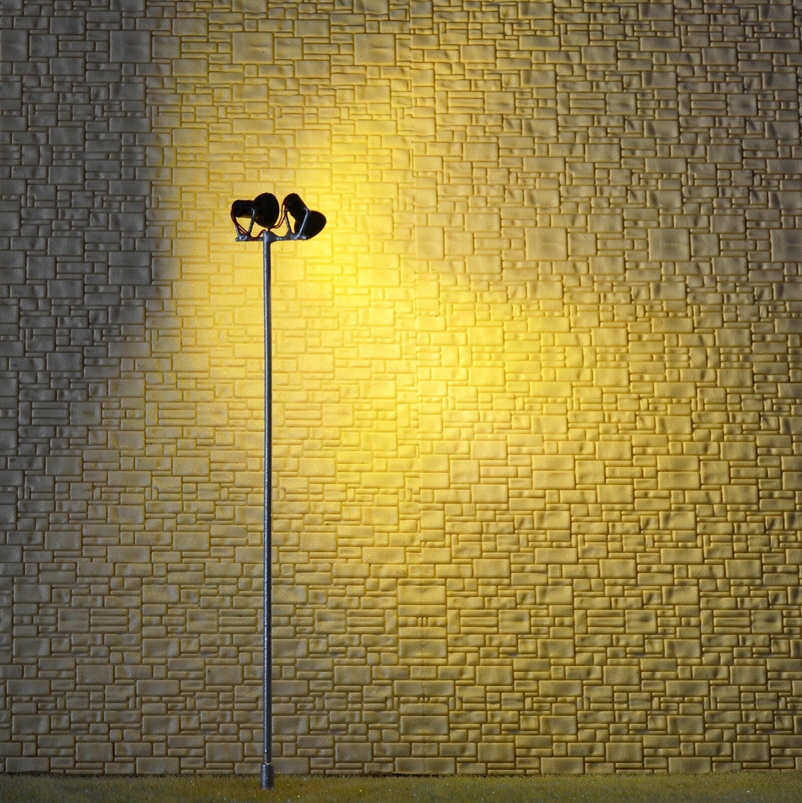 4 x OO / HO Scale LED spotlight model limelight projector street lamp