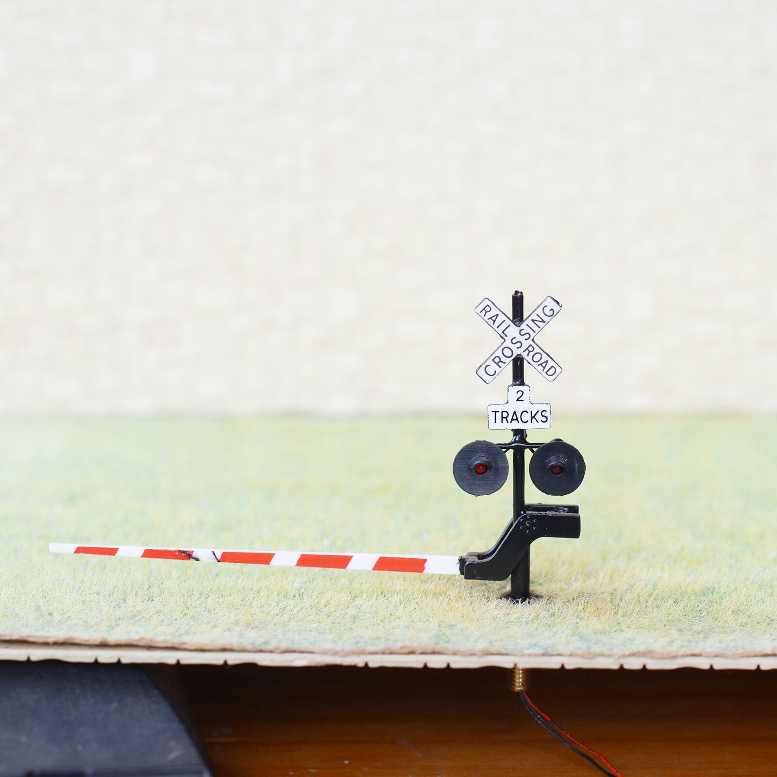 2 x HO scale railroad crossing signal arm gate stop lever flasher 2 tr