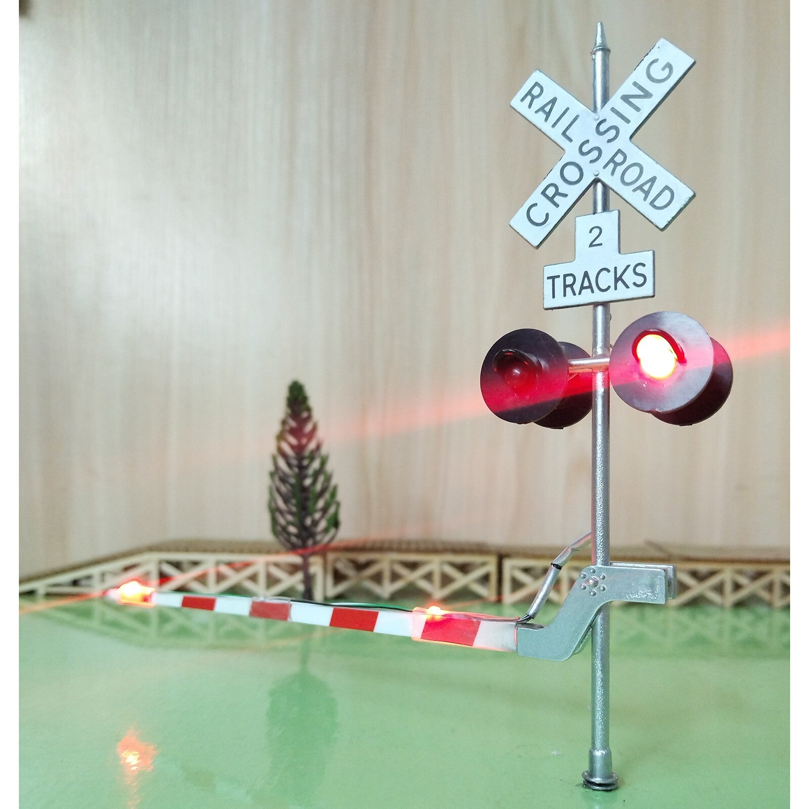 2 x O scale model grade crossing signal with gate arm barrier lights