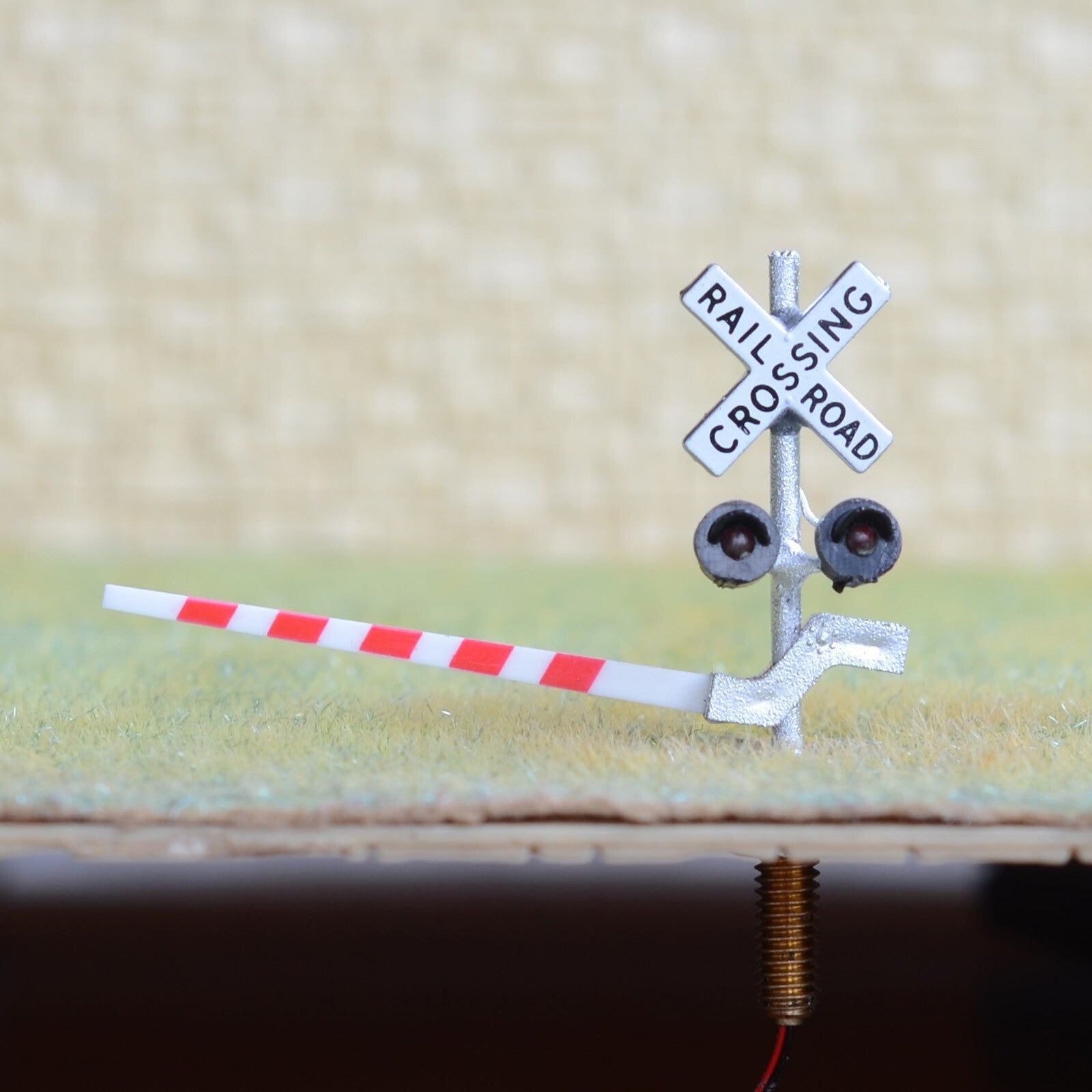 2 x N scale railroad grade crossing signal gate stop lever arm + flash