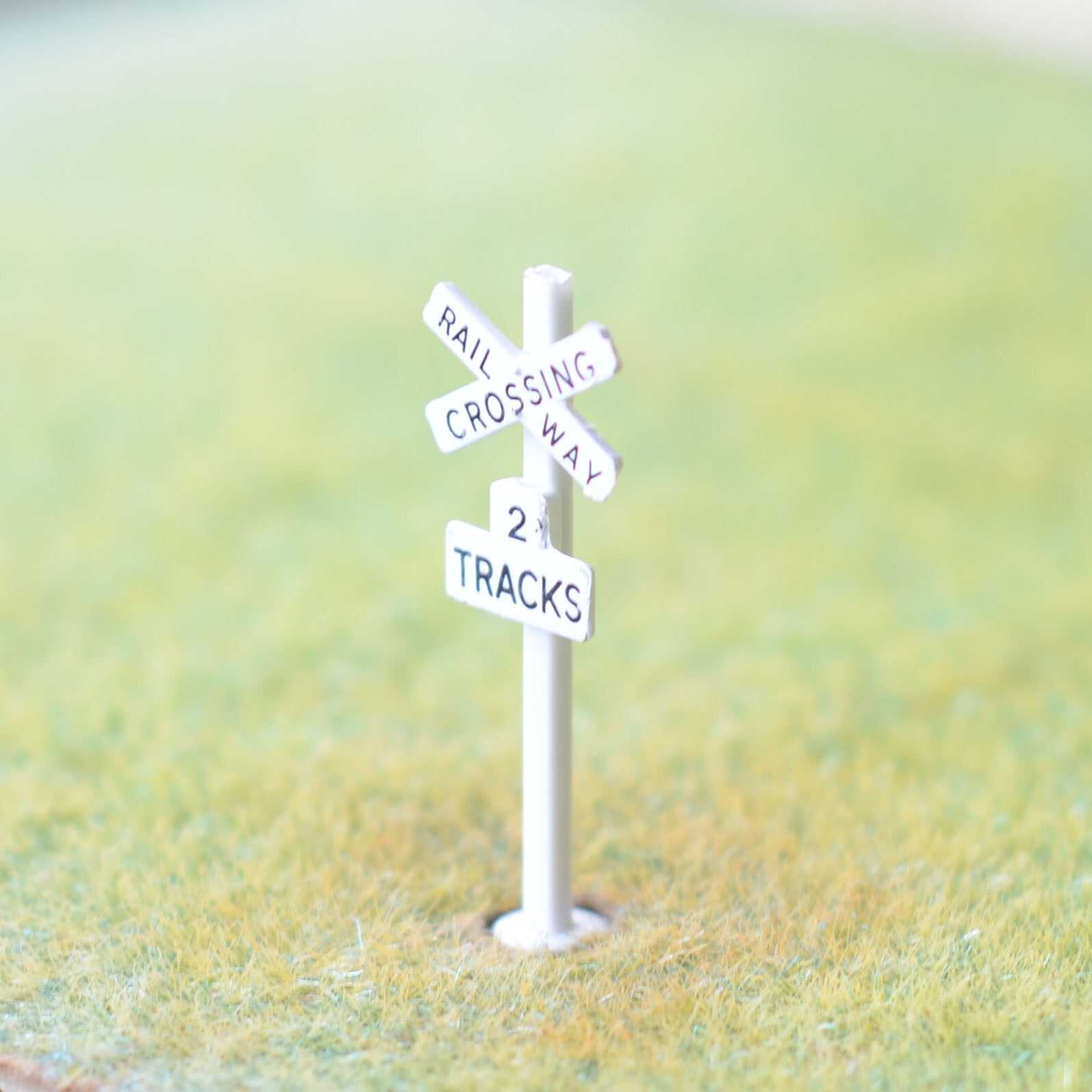 2 x HO scale railroad crossing warning sign CROSSBUCKS 2 tracks signal