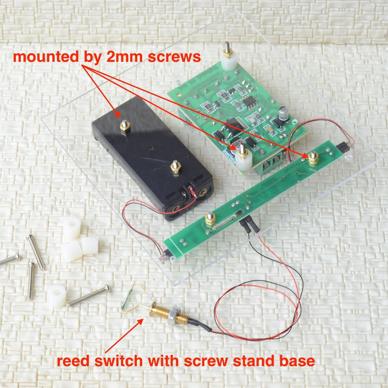 2 x HO railway crossing signals + control system by train automaticall