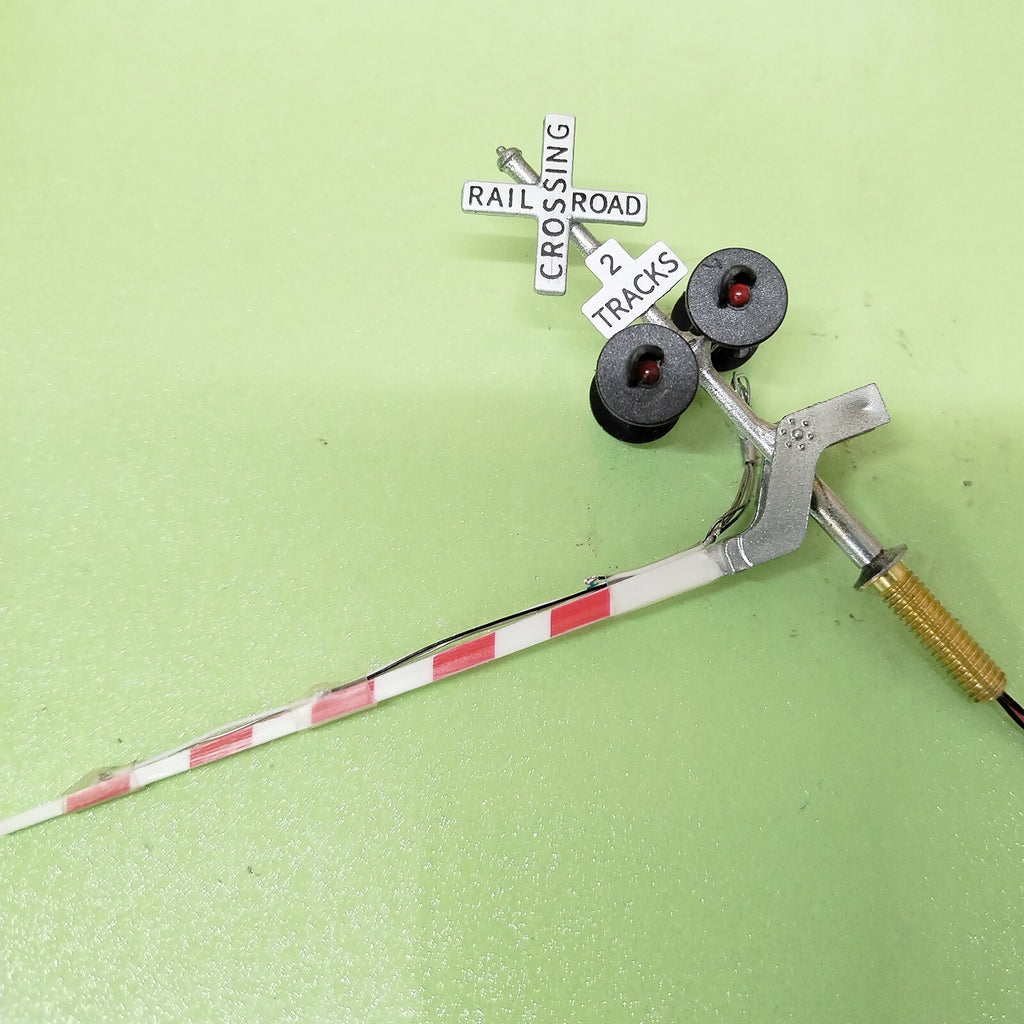 2 x HO scale railroad grade crossing signal gate light on barrier 2 tr