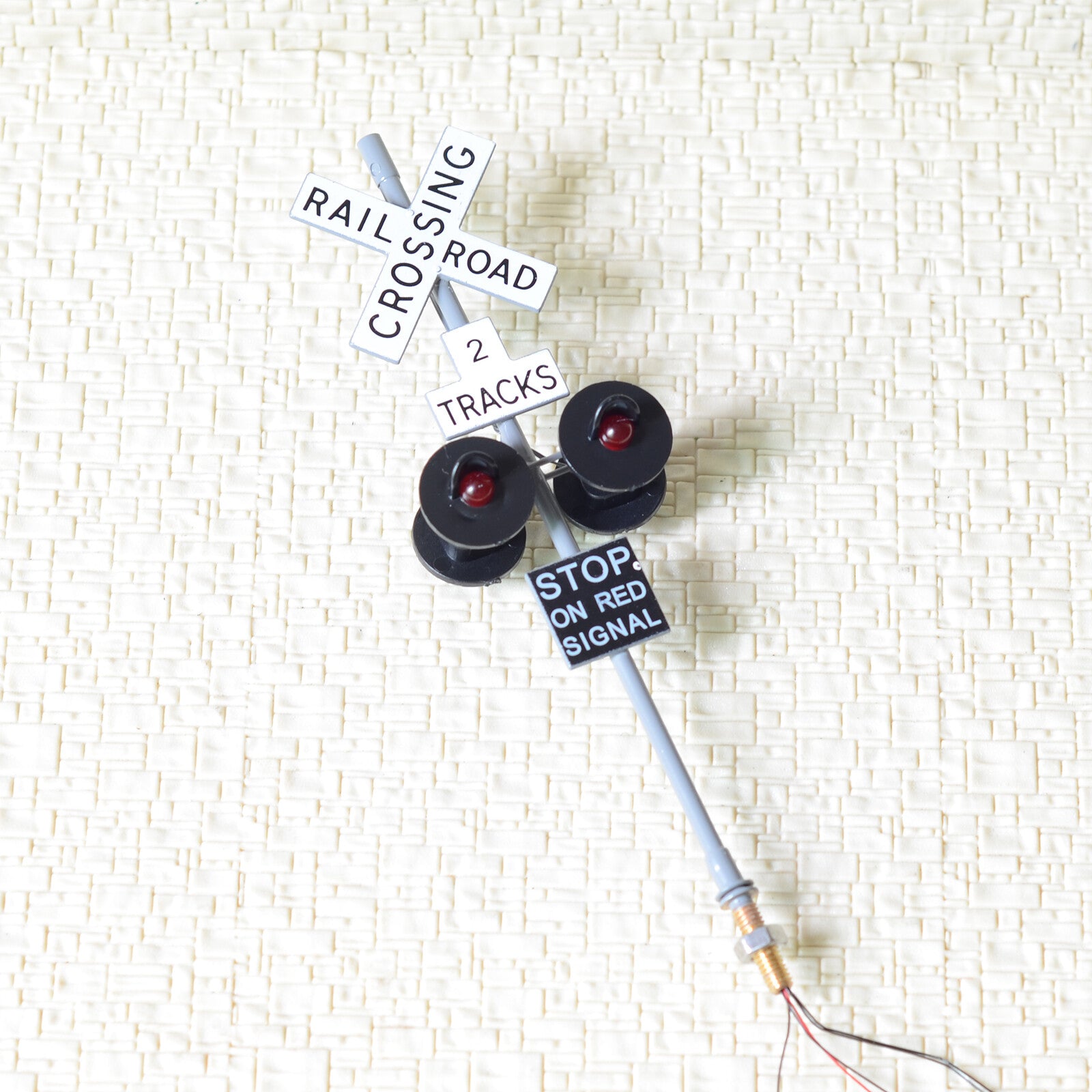 2 x O scale railroad crossing signals 4 heads + 1 circuit board flashe