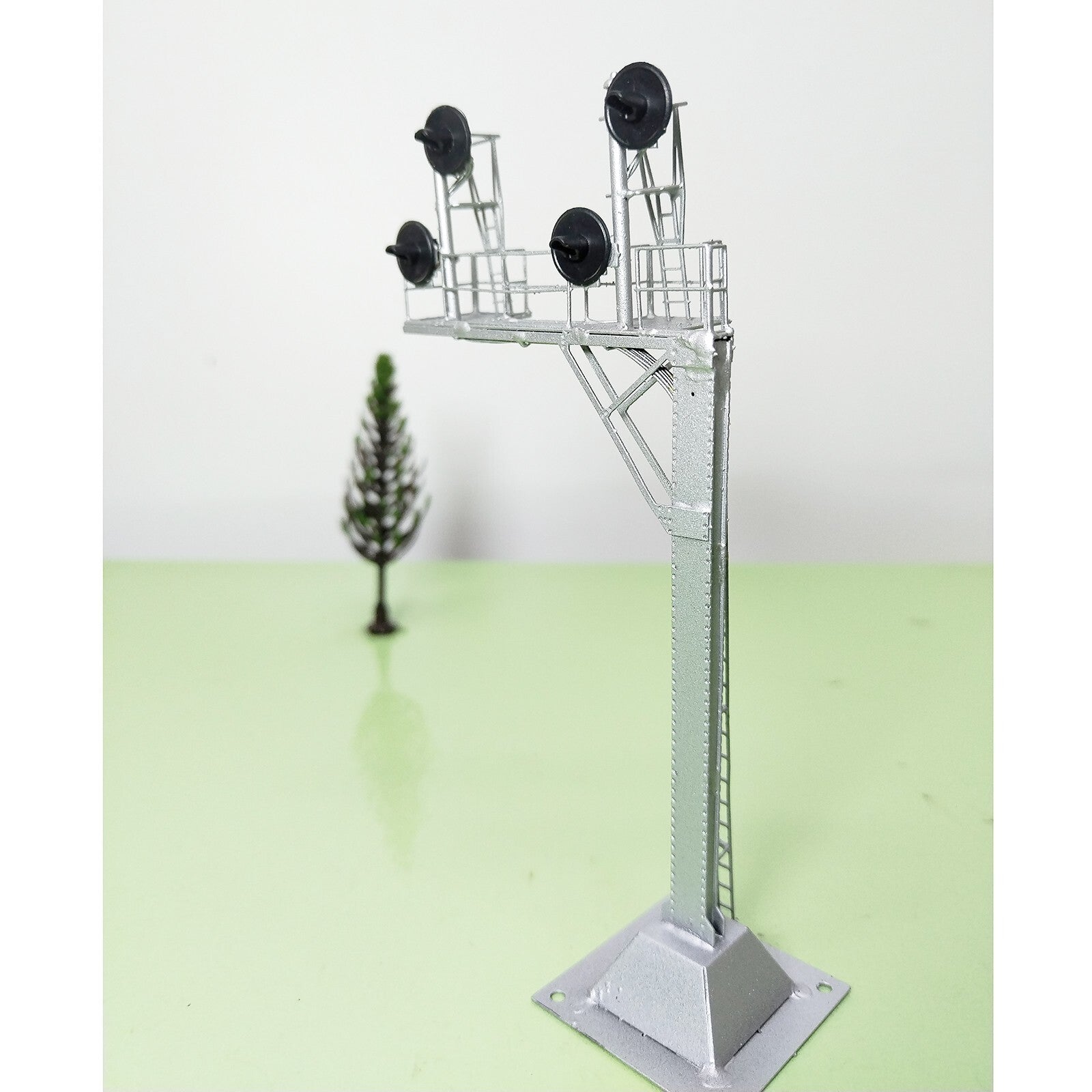 1 x HO scale searchlight cantilever signal tower metal 3-colors 2 trac