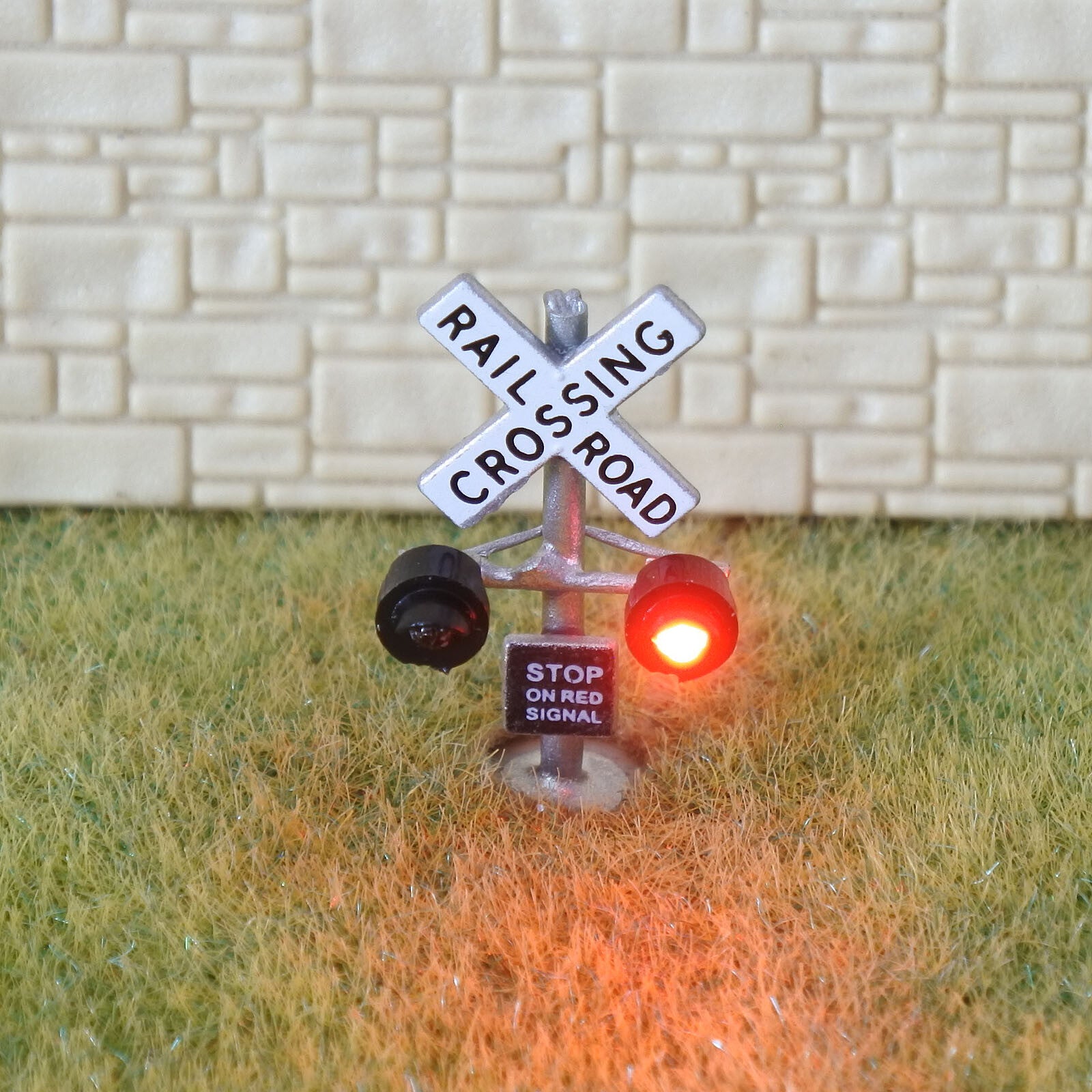 2 x N scale model railroad grade crossing signals LED silver + flasher