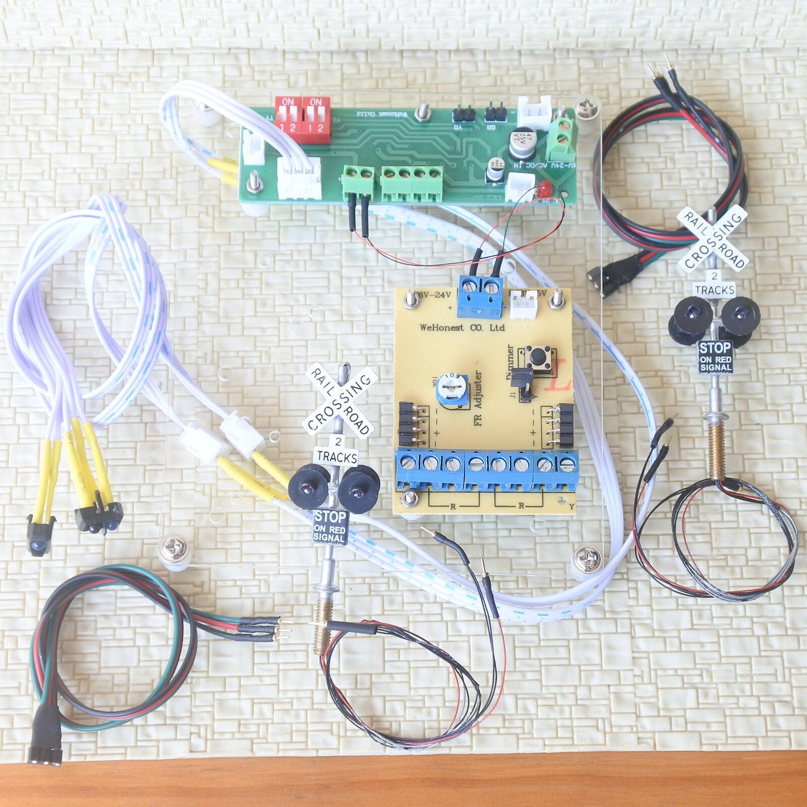 2 x HO scale Railway Crossing Signals + 1 set Auto control circuit boa