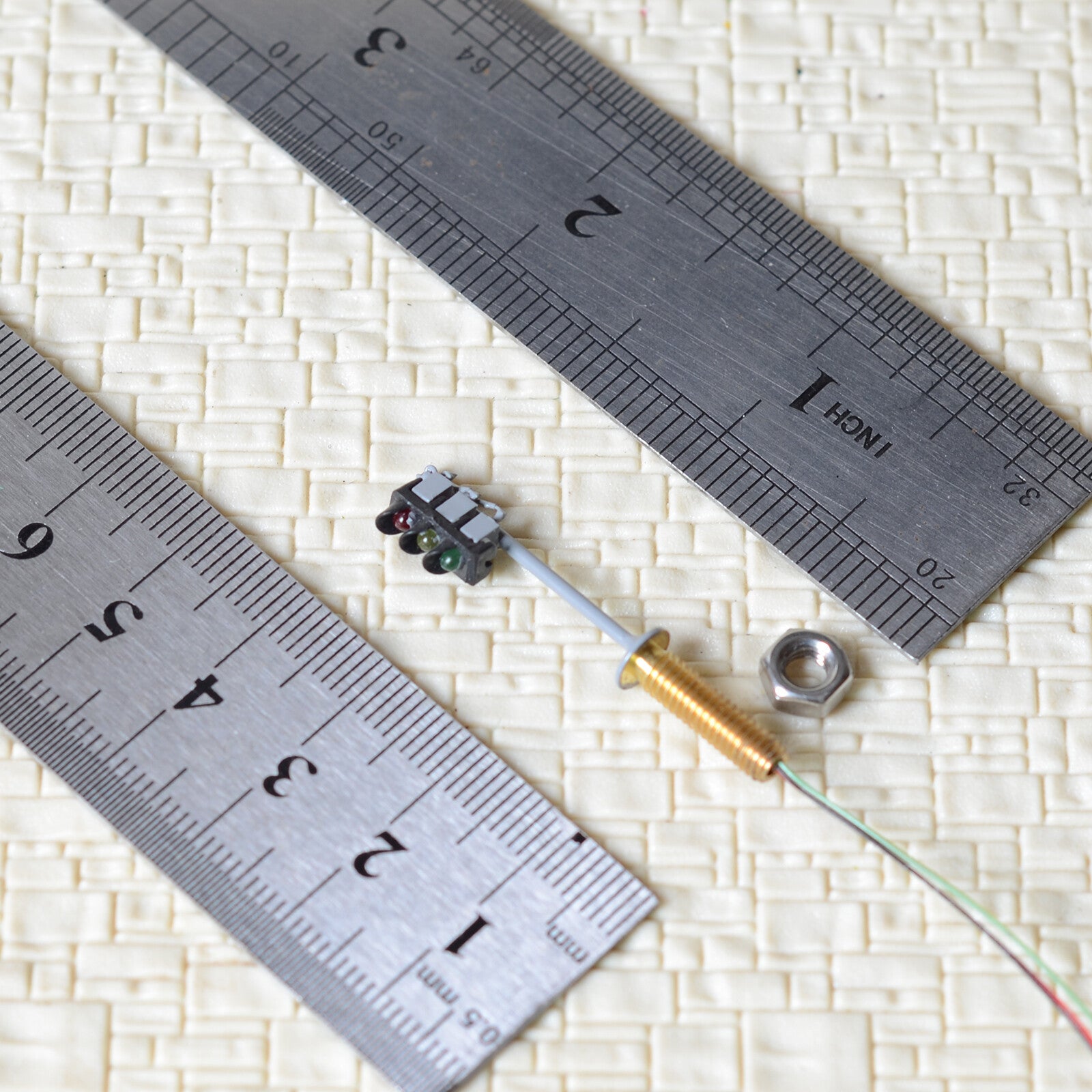 2 x traffic signal light N scale model railroad crossing walk pedestri