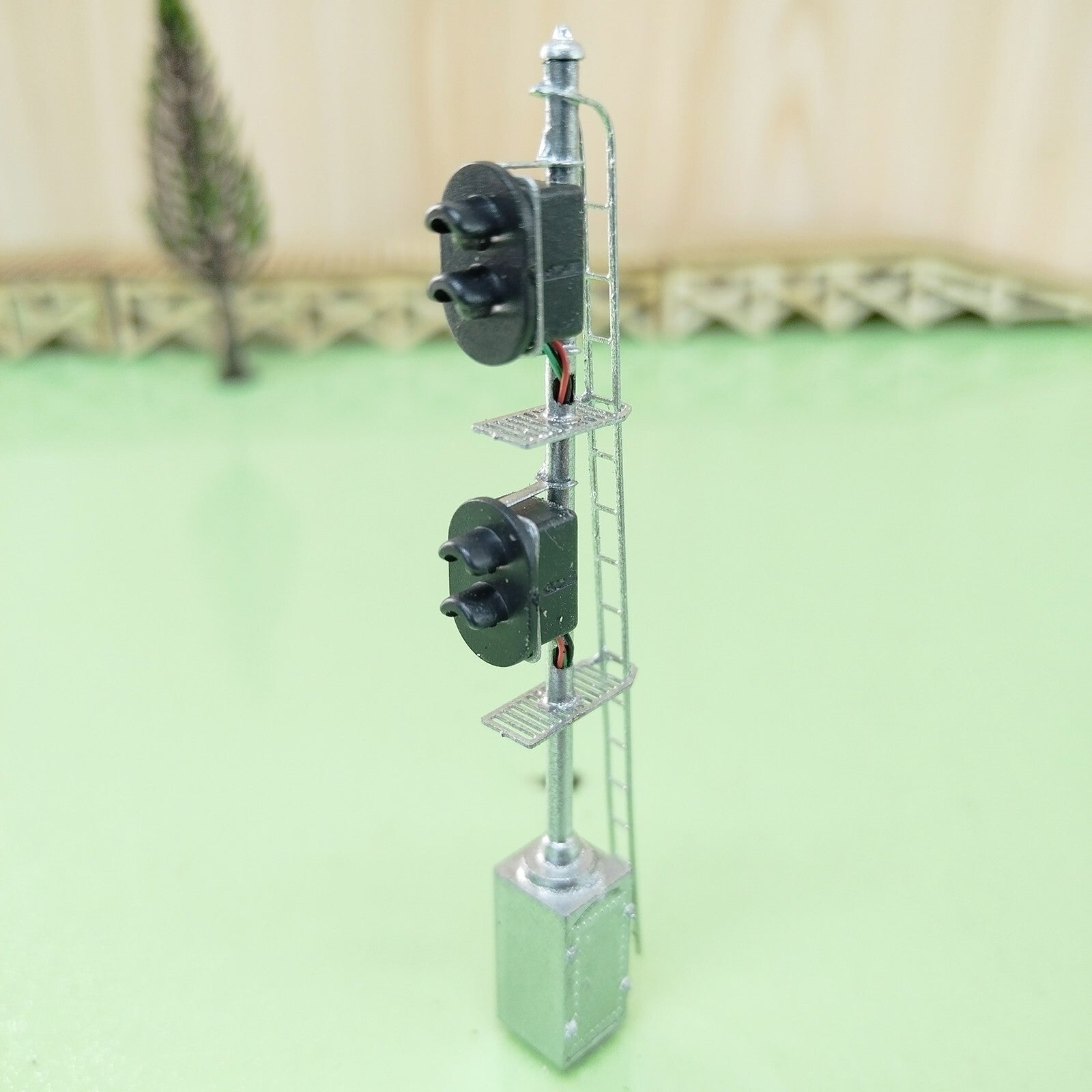 1 x HO scale model railroad tri-color block signal position with cabin