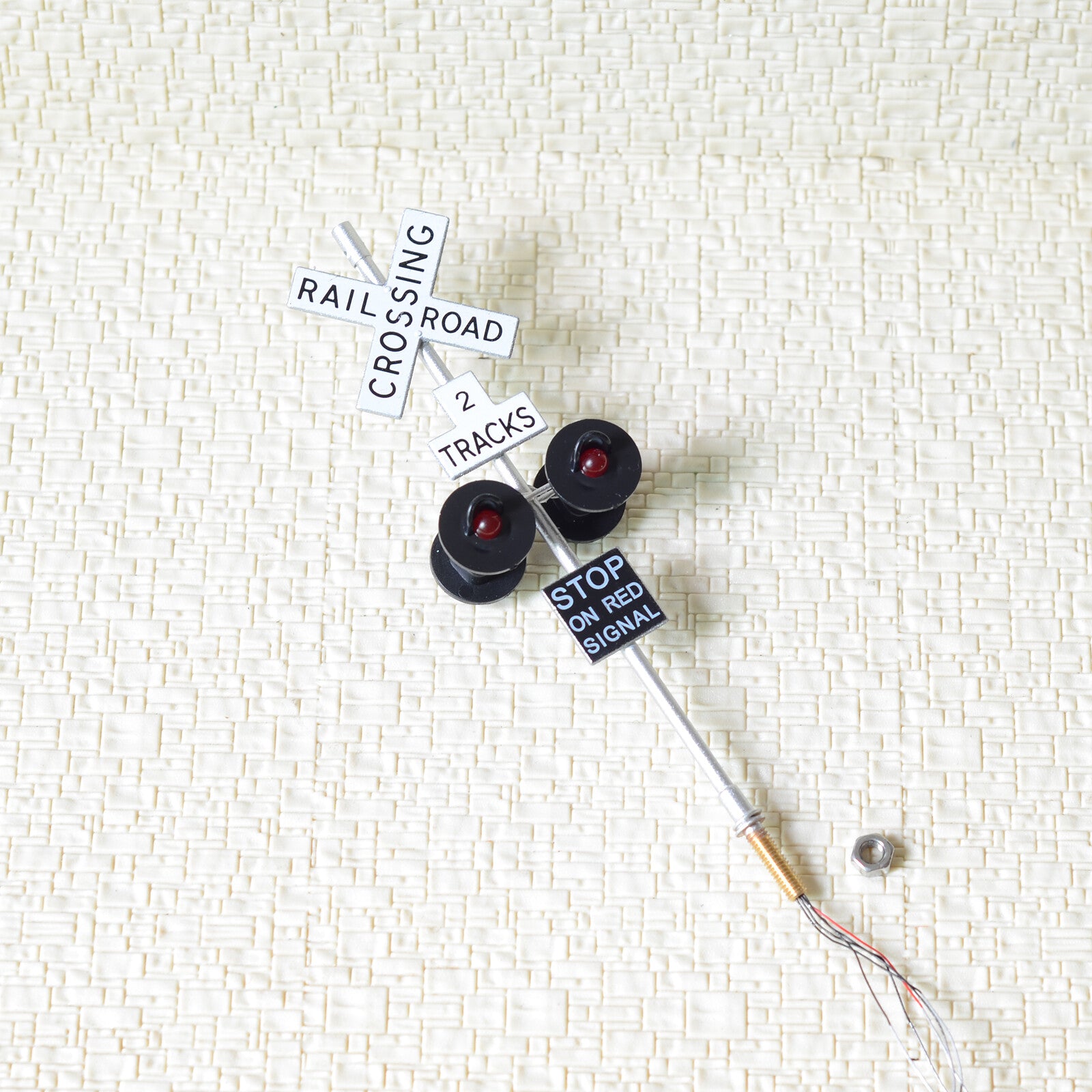 2 x O scale railroad crossing signals 4 heads + 1 circuit board flashe