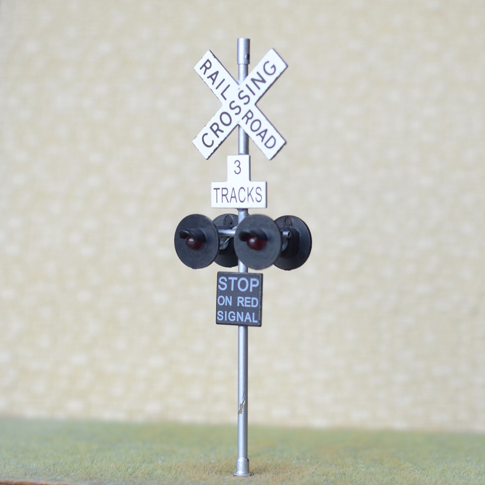 2 x O scale railroad crossing signals 4 heads + 1 circuit board flashe