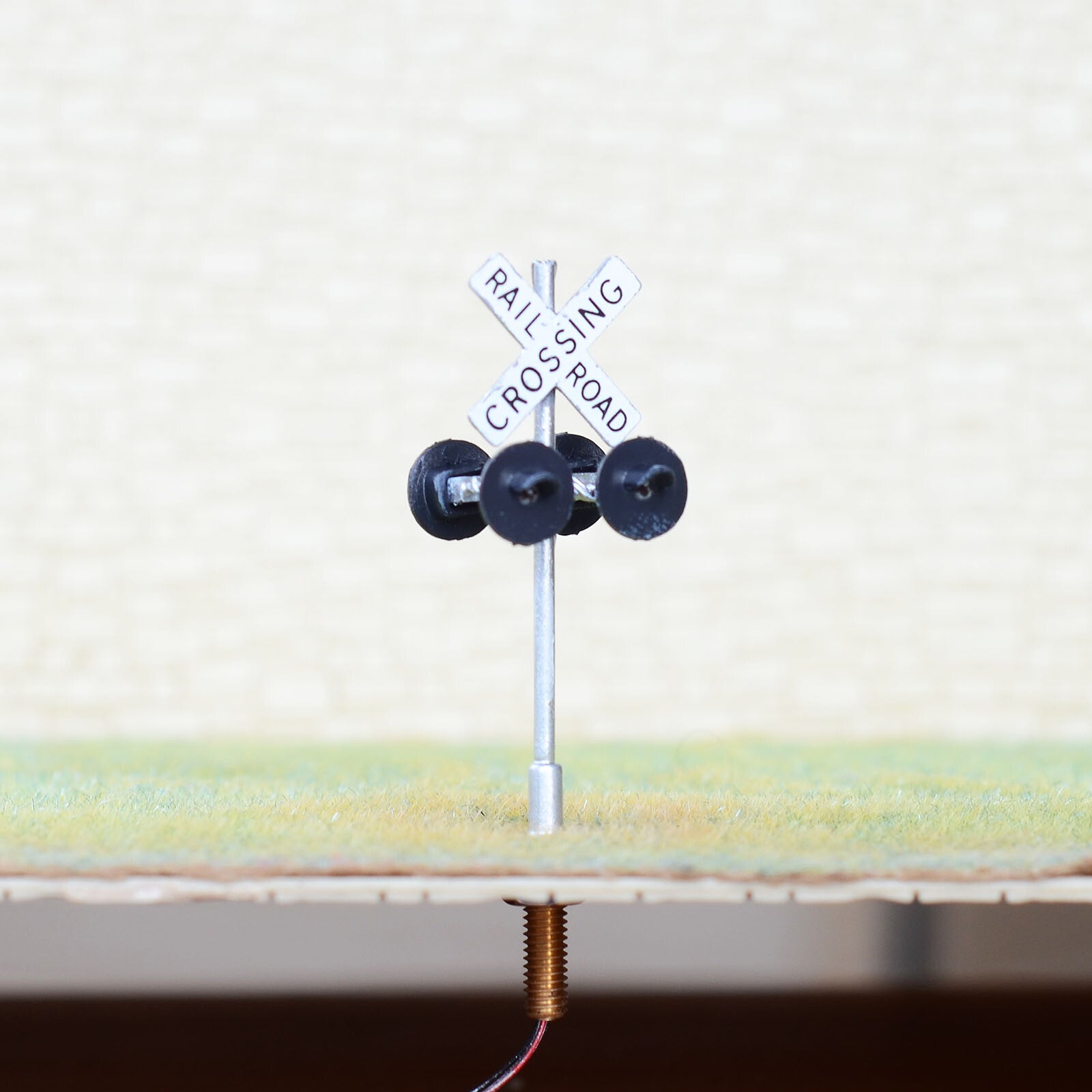 2 x HO scale railroad grade crossing signals + 1 circuit board flasher