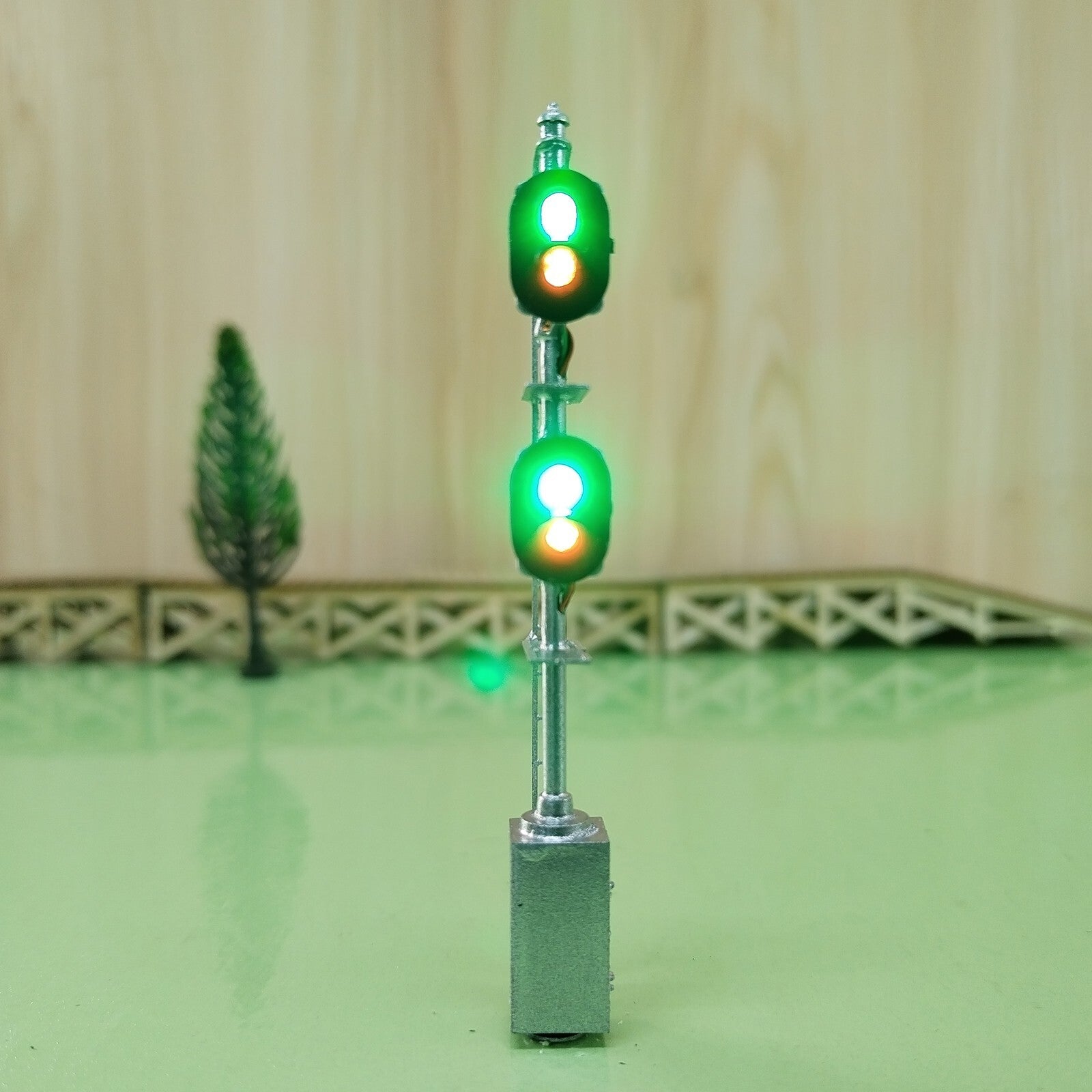 1 x HO scale model railroad tri-color block signal position with cabin