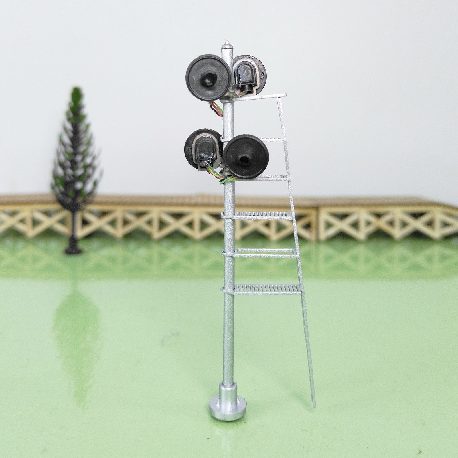 1 x HO scale model 4 head searchlight offset Distant / Intermediate si