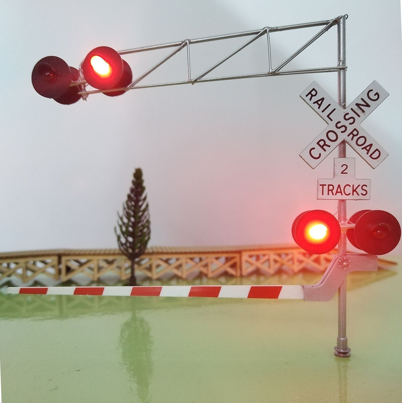 1 x O scale model cantilever grade crossing signal with gate arm barri