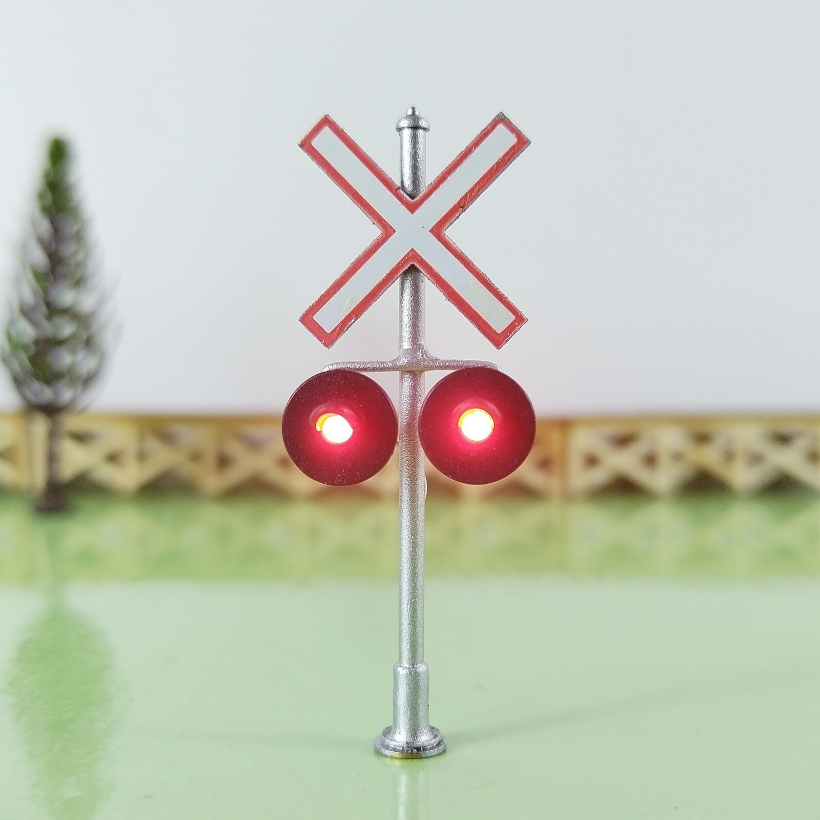 2 x HO scale Canadian railroad grade crossing signals LED made 2 targe