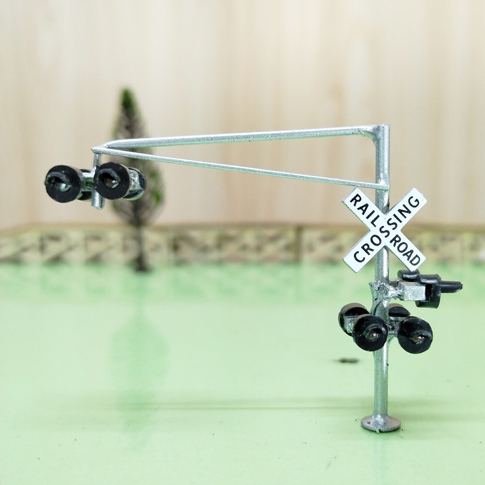 1 x N scale model cantilever grade crossing signal with assistant sign