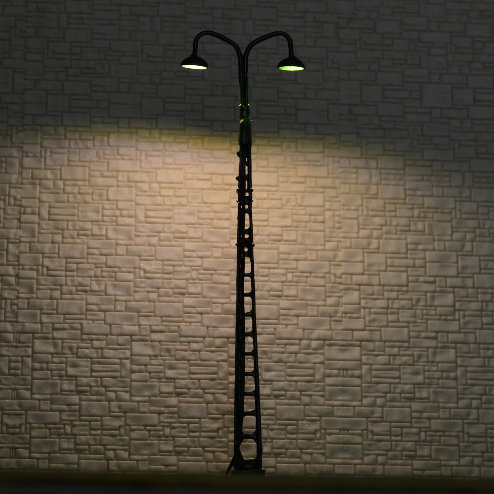 2 x OO / HO Scale Led mast tower light Model Railroad street Lamp post