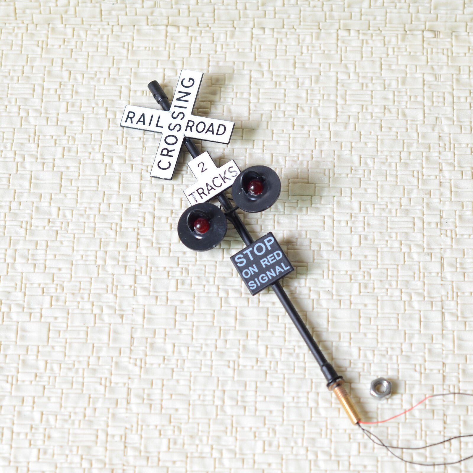 2 x O scale railroad crossing signals 2 heads + 1 x circuit board flas