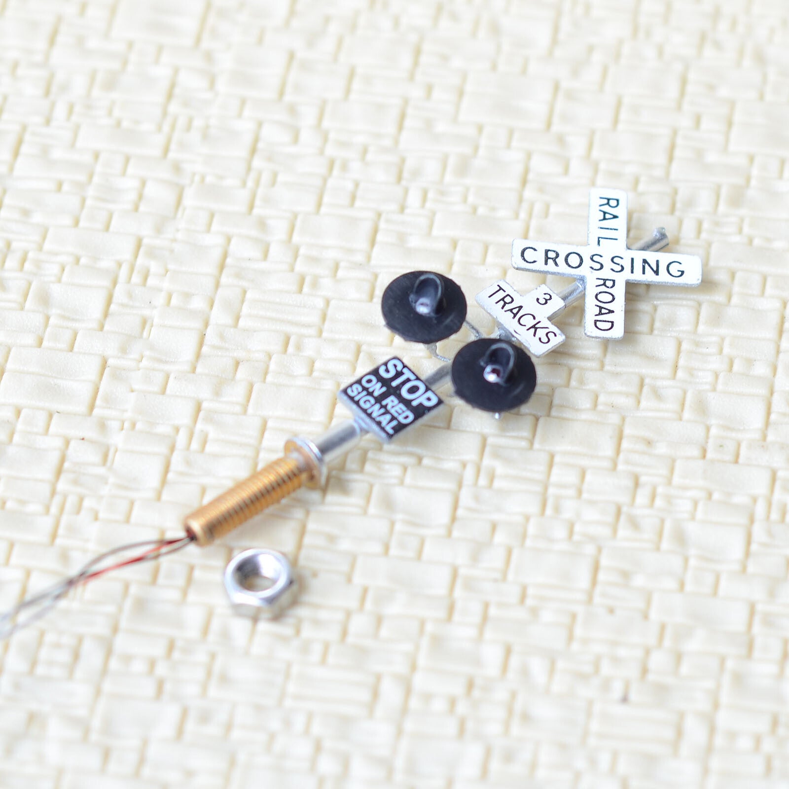 1 x HO scale 3 tracks grade crossing signals silver LED made 2 target