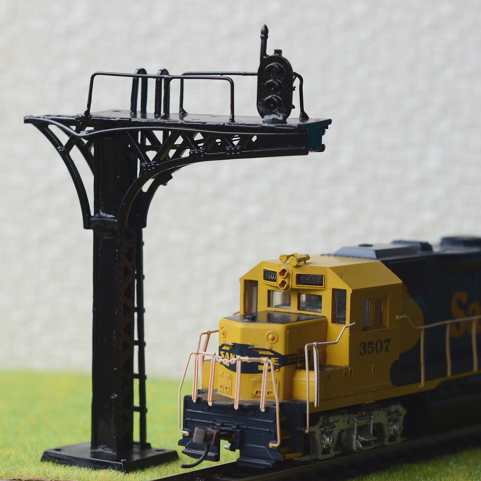 1 x HO / OO scale Cantilever Signal Bridge LED 3 aspects single Track