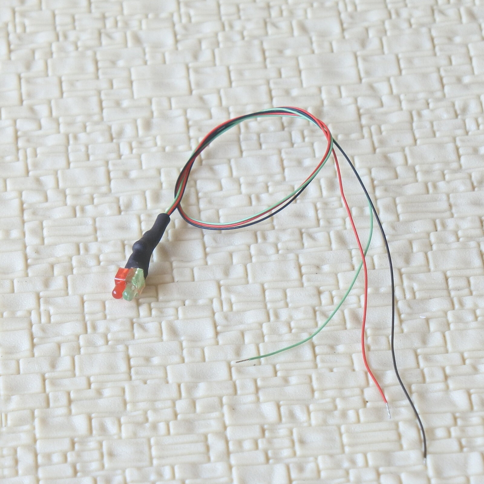 10 x pre-soldered 2mm bicolor LEDs flashing red + constant green wired