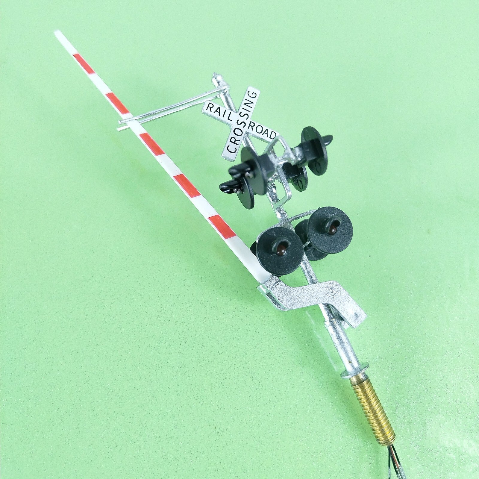 2 x HO scale railroad grade crossing signal with side assistant gate a