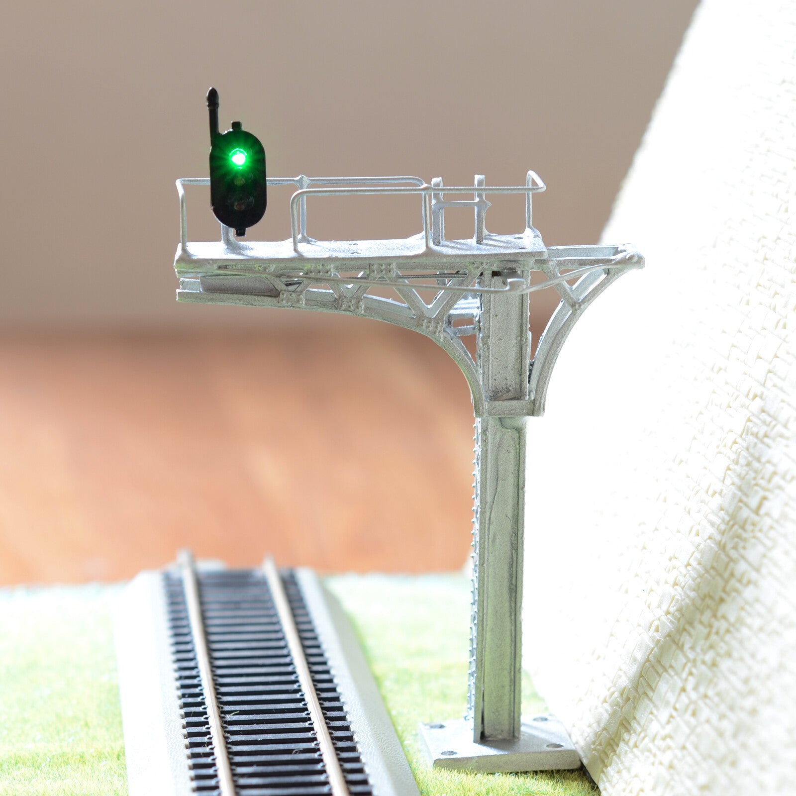 1 x HO / OO silver cantilever signal bridge LED 3 aspect single Track