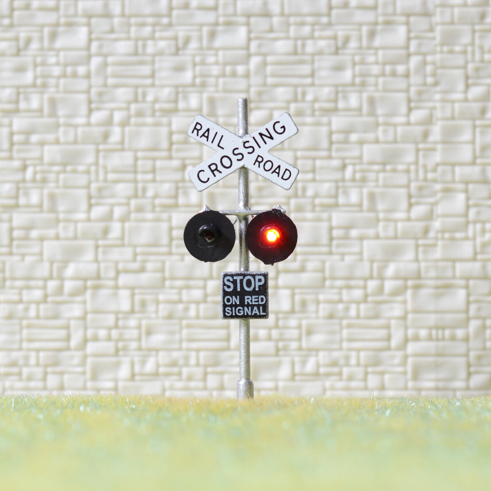 2 x HO Scale railroad grade crossing LED signals + 1 circuit board fla