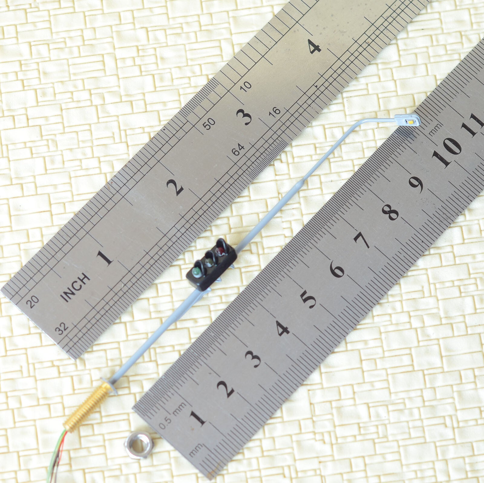 2 x HO / OO scale model railroad traffic signal combined street light