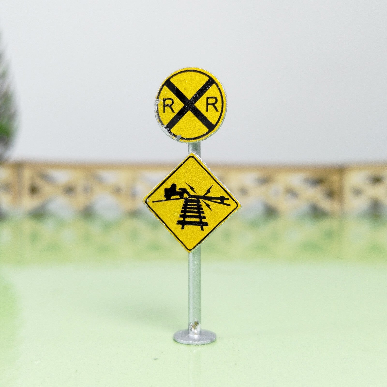 2 x HO scale railroad warning sign RR caution tracks sign trackside tr