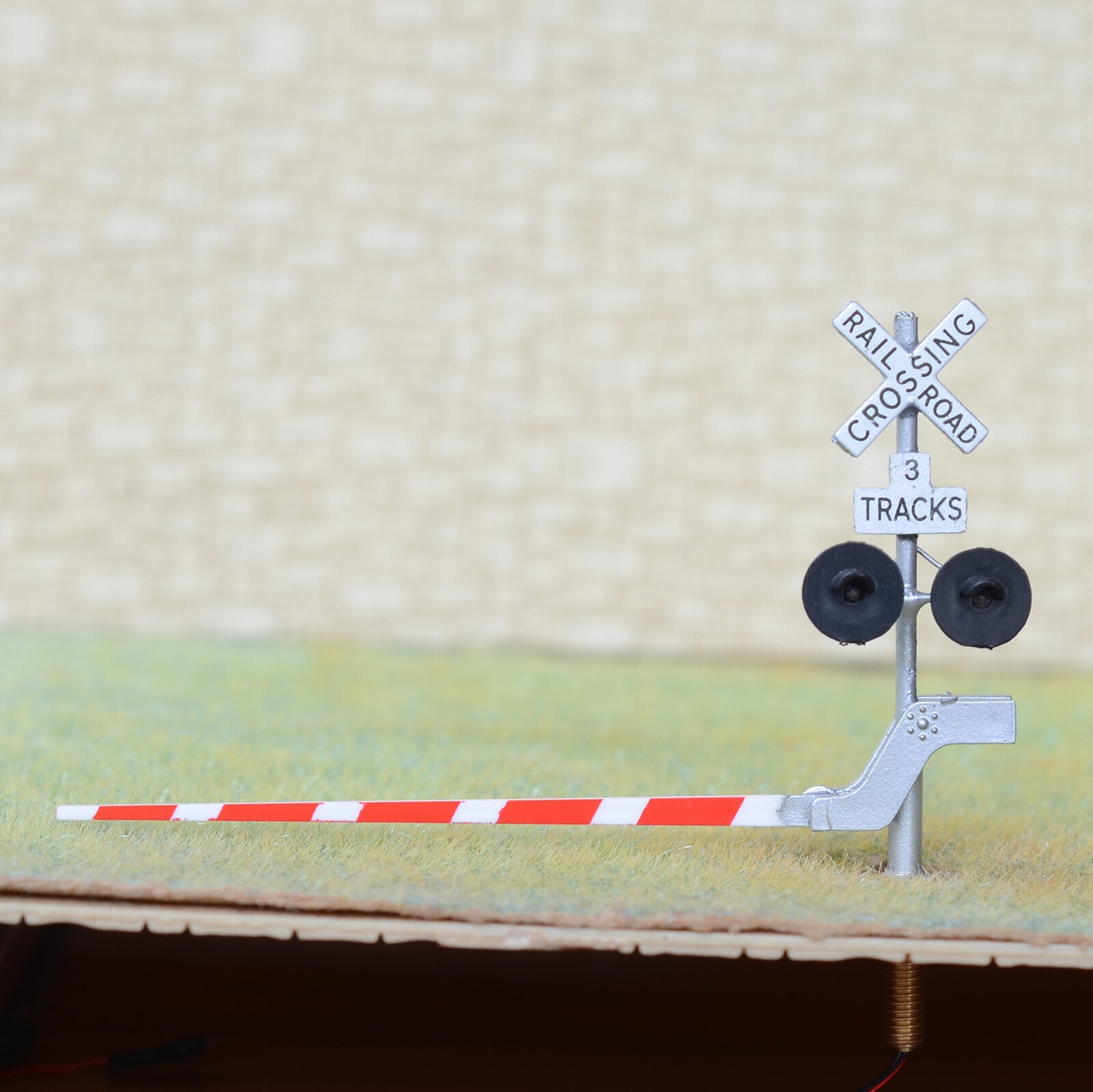 2 x HO scale railroad grade crossing signal arm gate stop lever 3 trac