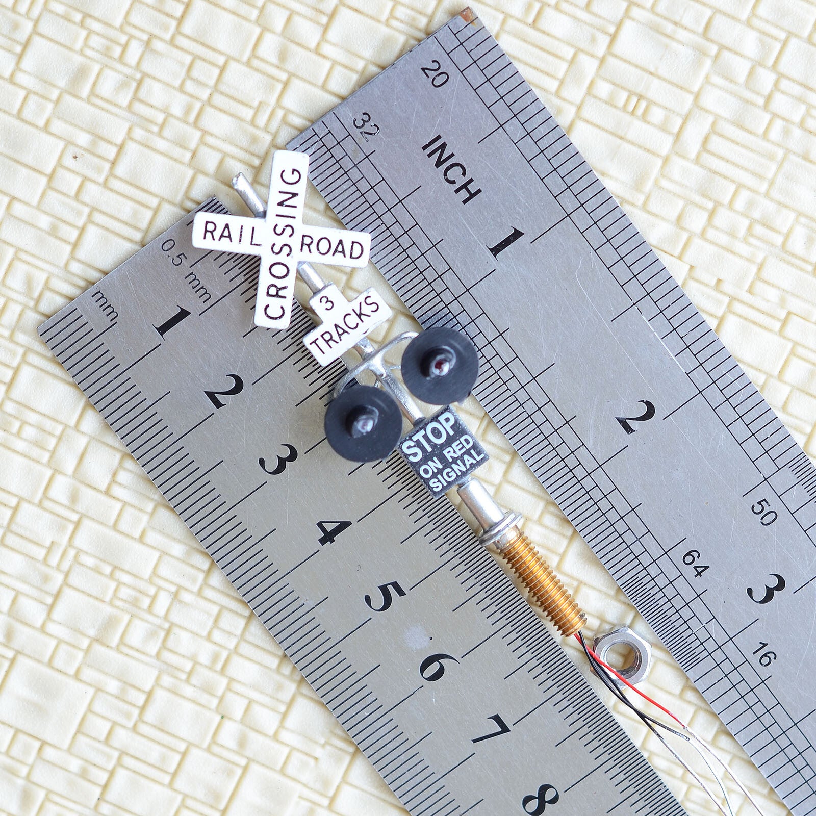 1 x HO scale 3 tracks grade crossing signals silver LED made 2 target