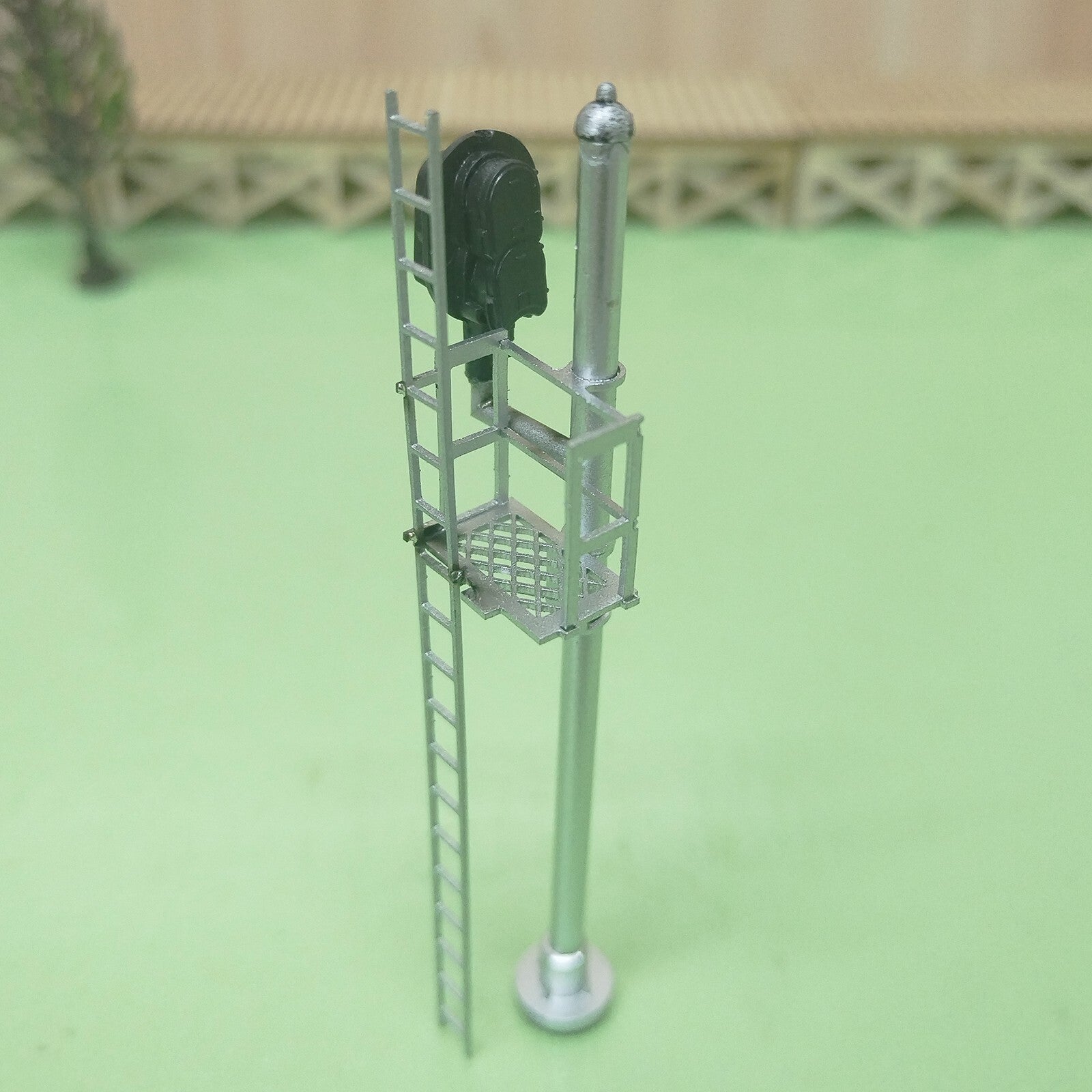 1 x HO scale 2 colors light Darth Vader style block signal distance si