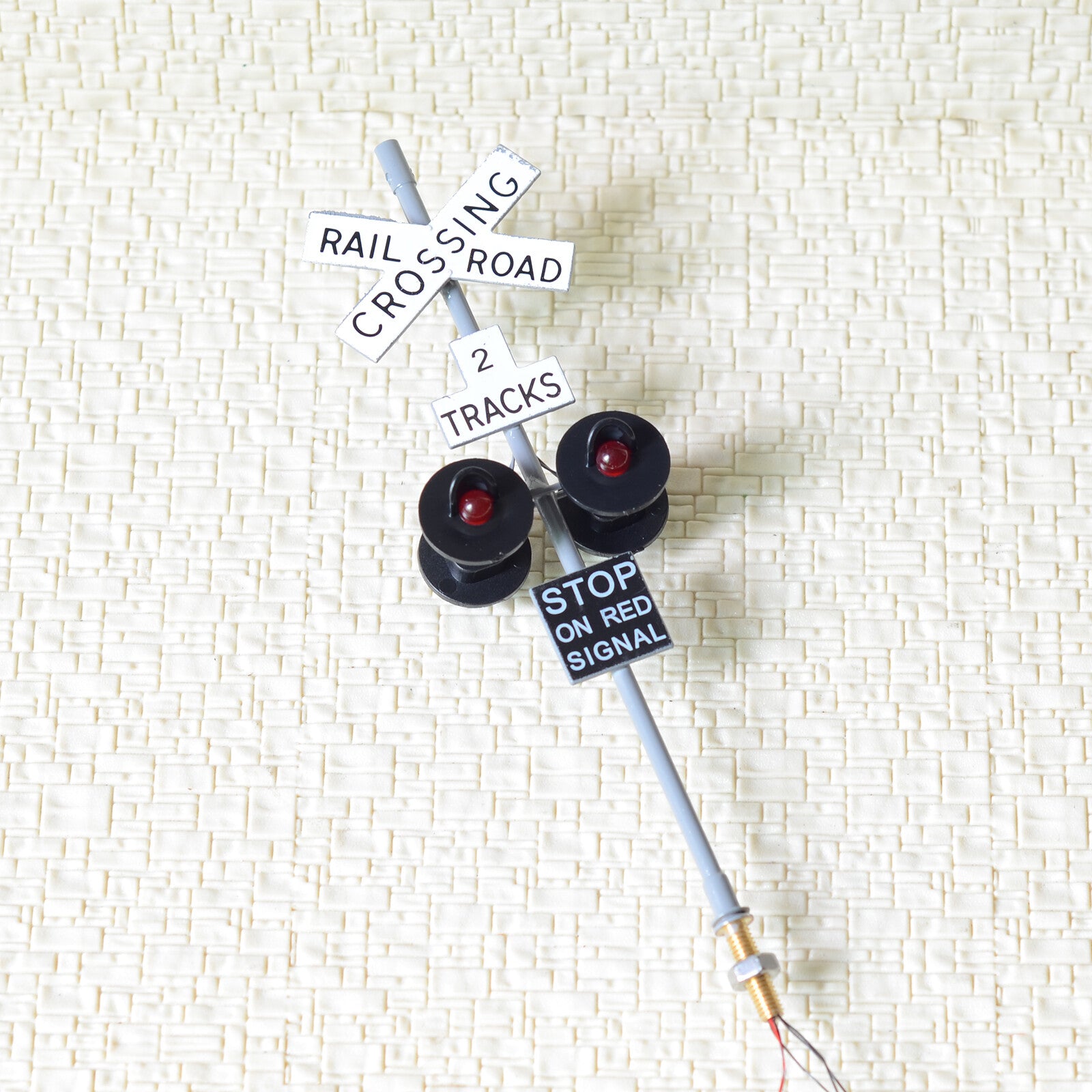 2 x O scale railroad crossing signals 4 heads + 1 circuit board flashe