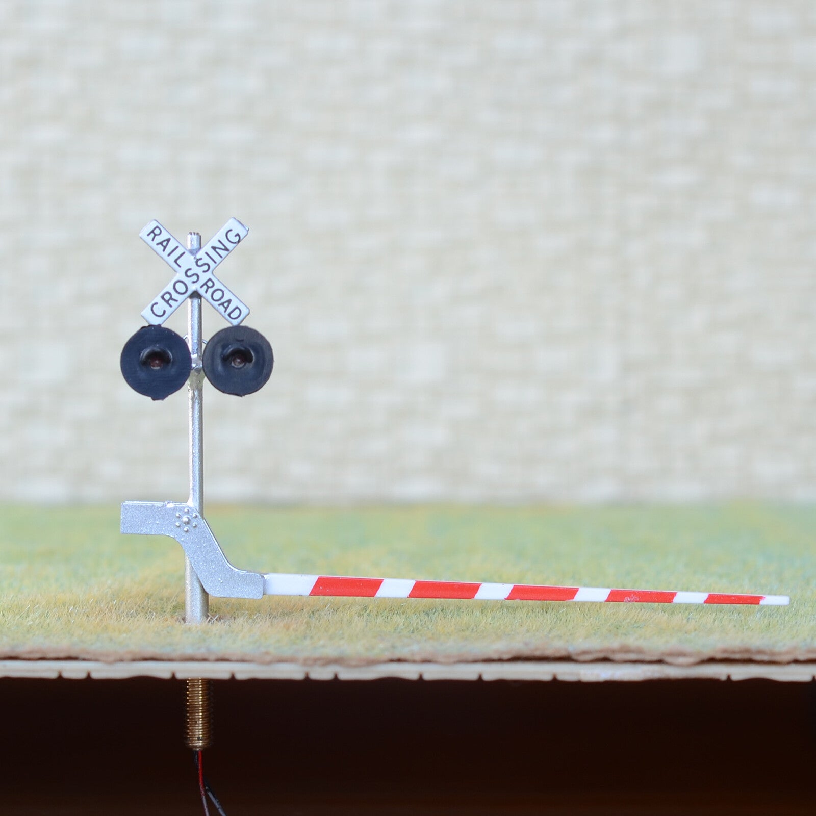 2 x HO scale railroad grade crossing signal arm gate stop lever 2 trac