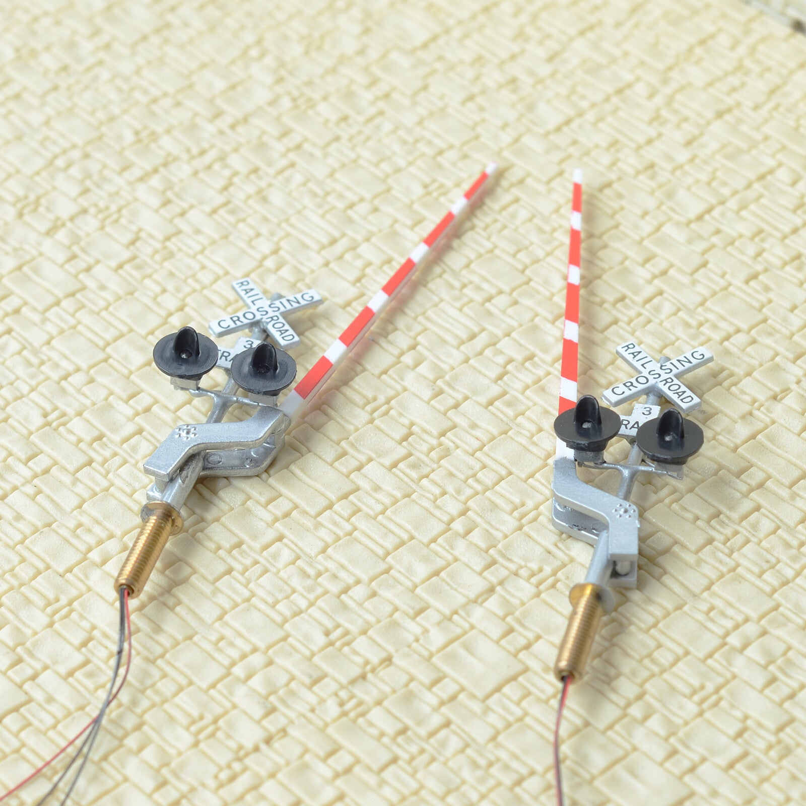 2 x HO scale railroad grade crossing signal arm gate stop lever 3 trac