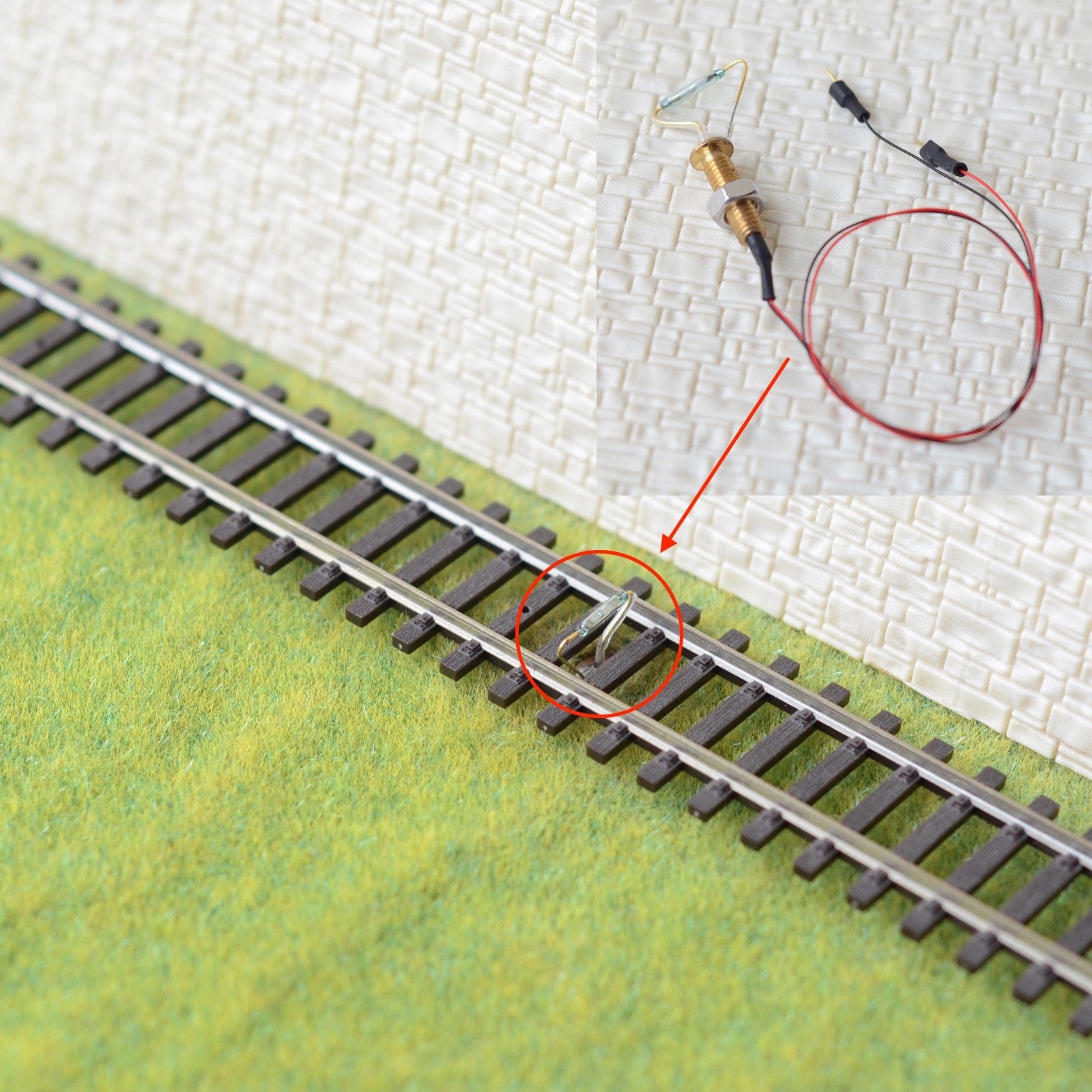 2 x HO railway crossing signals + control system by train automaticall