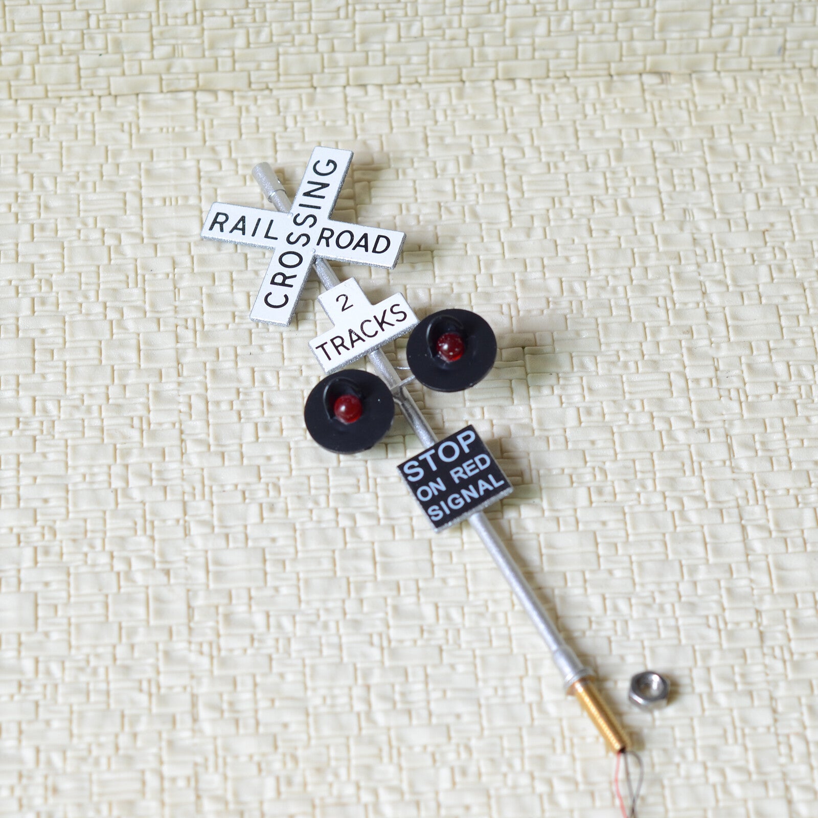 2 x O scale railroad crossing signals 2 heads + 1 x circuit board flas