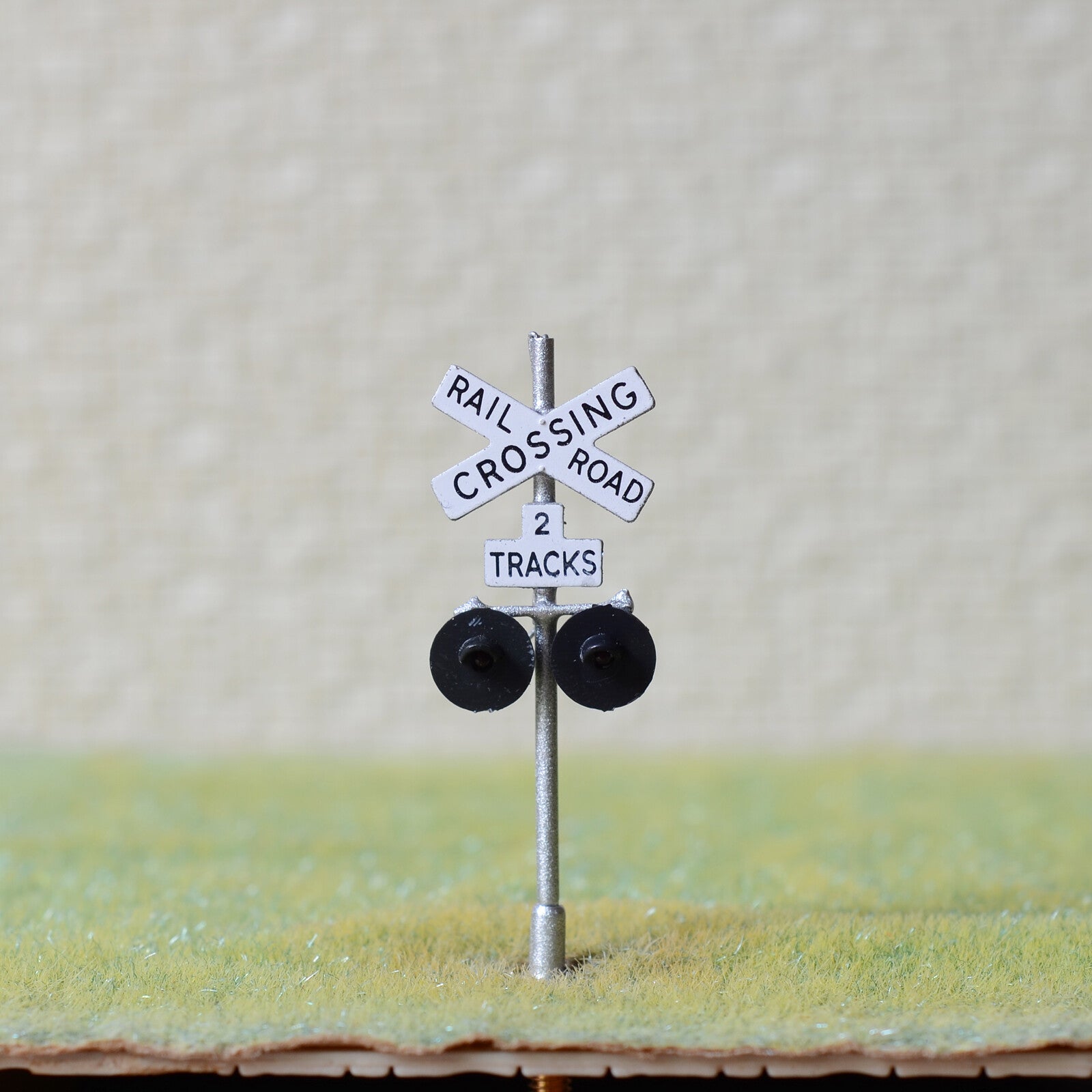 1 x HO Scale railroad crossing signals 2 tracks LED made 2 target face